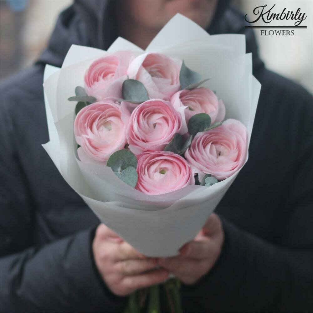 Букет живых цветов из нежных ранункулюсов, лютиков, эвкалипта, цвет розовый, светлый, 7 шт, арт 134