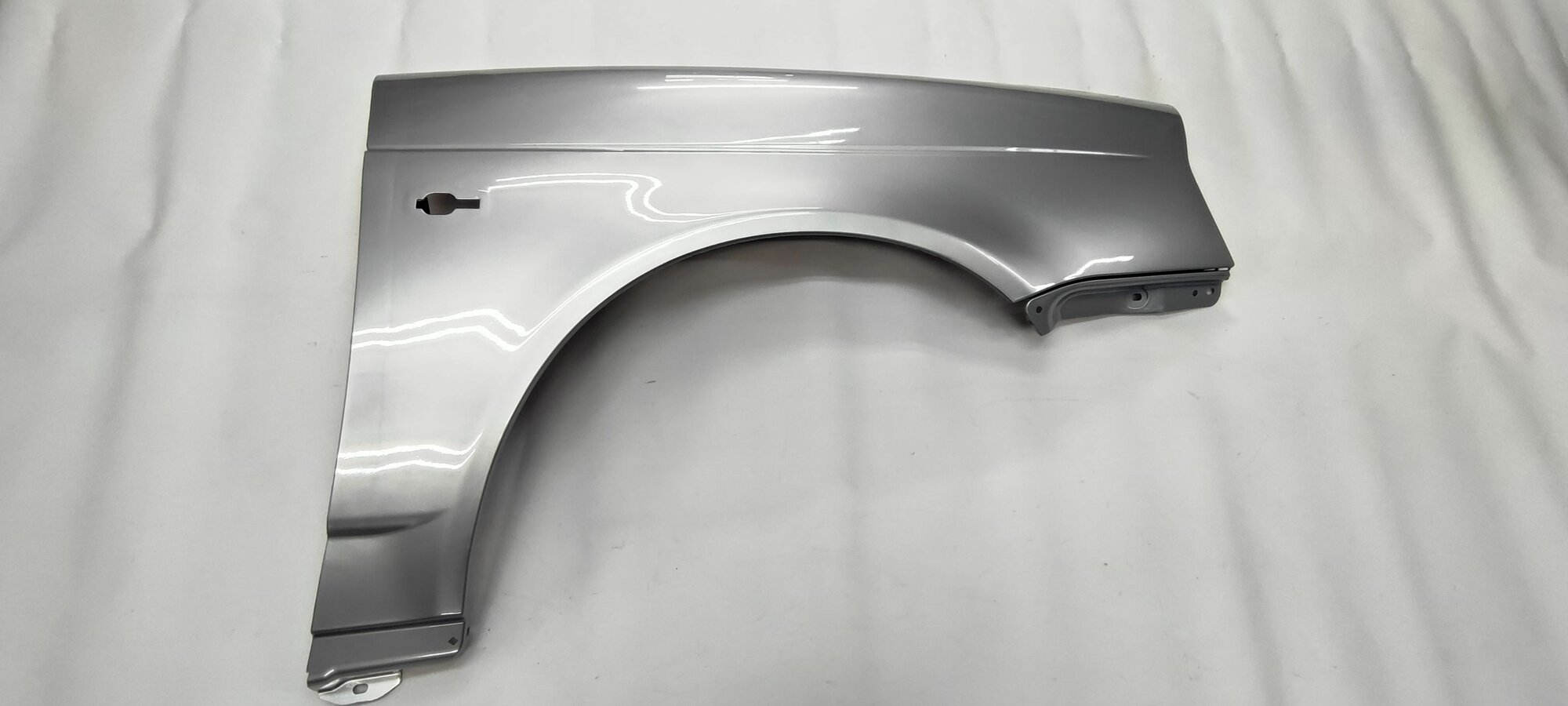 Крыло пластиковое для Лада "Приора" 2007 - 2018 гг, цвет "Снежная Королева 690"серебристый металлик", правое"
