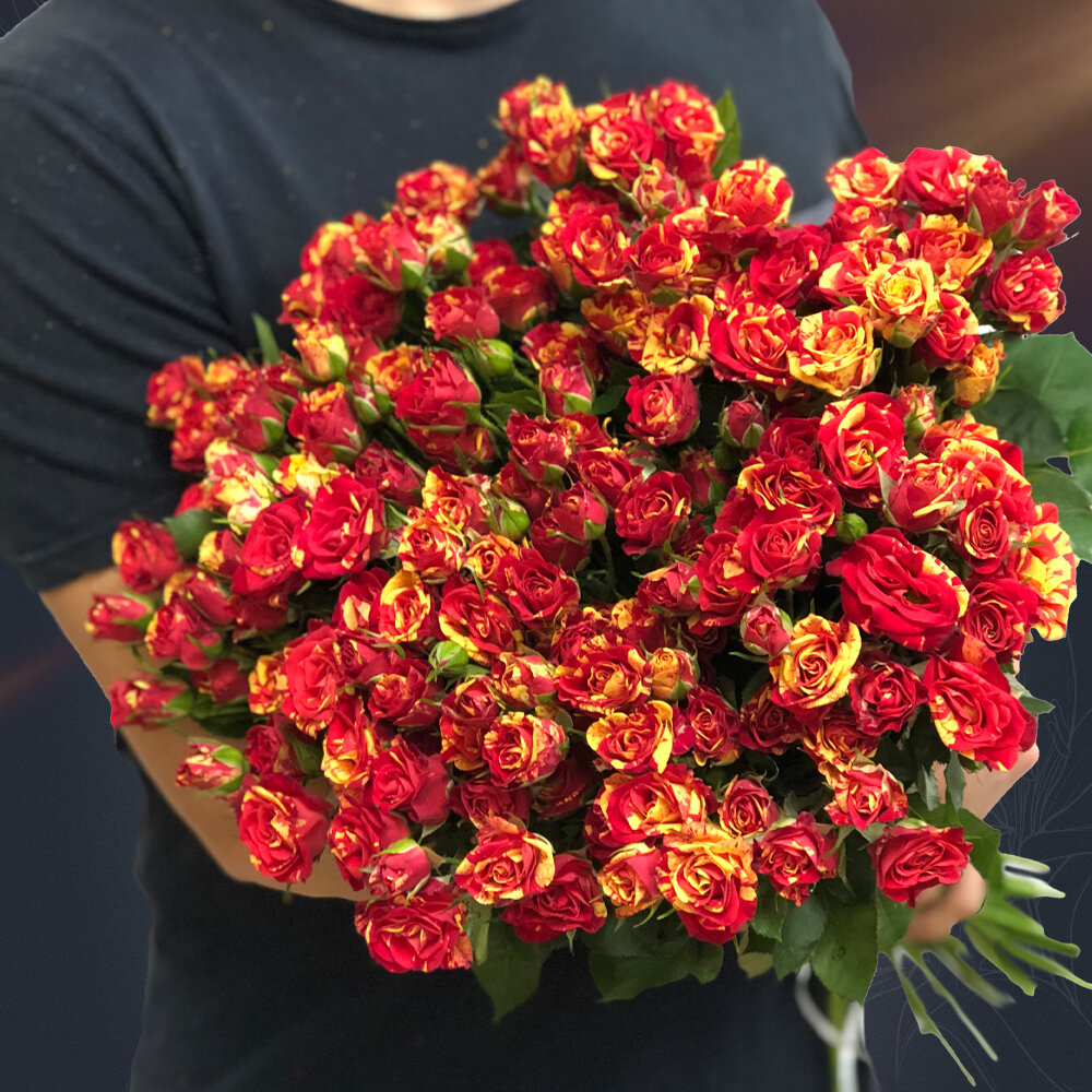 Классический букет из 35 кустовых роз с атласной лентой от 2name Flowers
