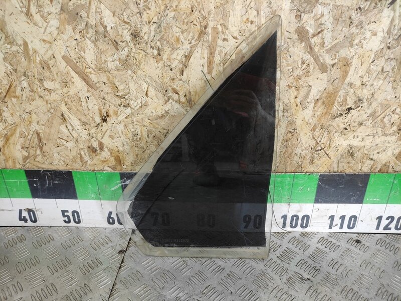 Стекло двери задней правой форточка RENAULT R19 1992 2002 7700780539