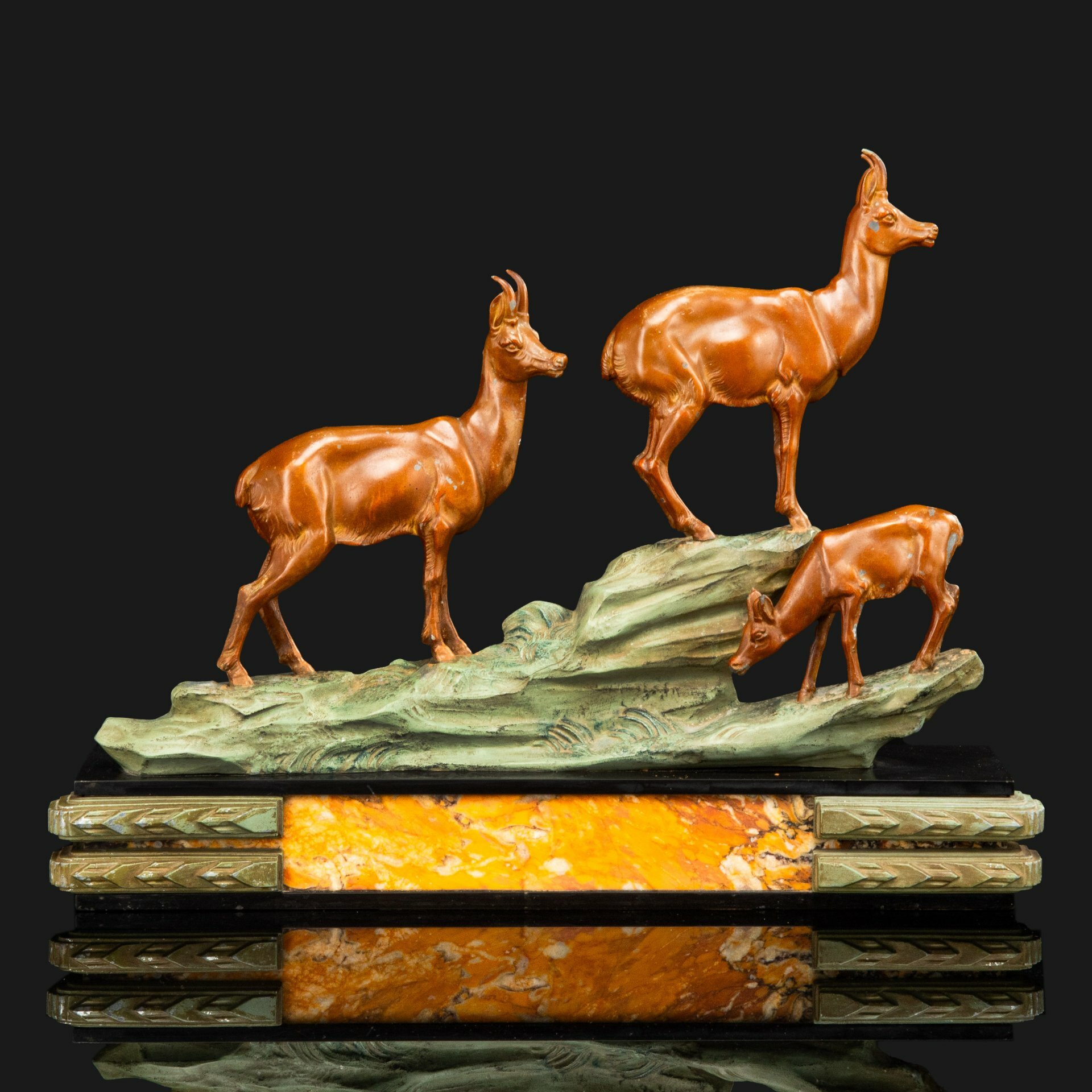 Скульптура в стиле Ар-деко "Les Chamois par Limousin" ("Серны на холмах Лимузена"), металл
