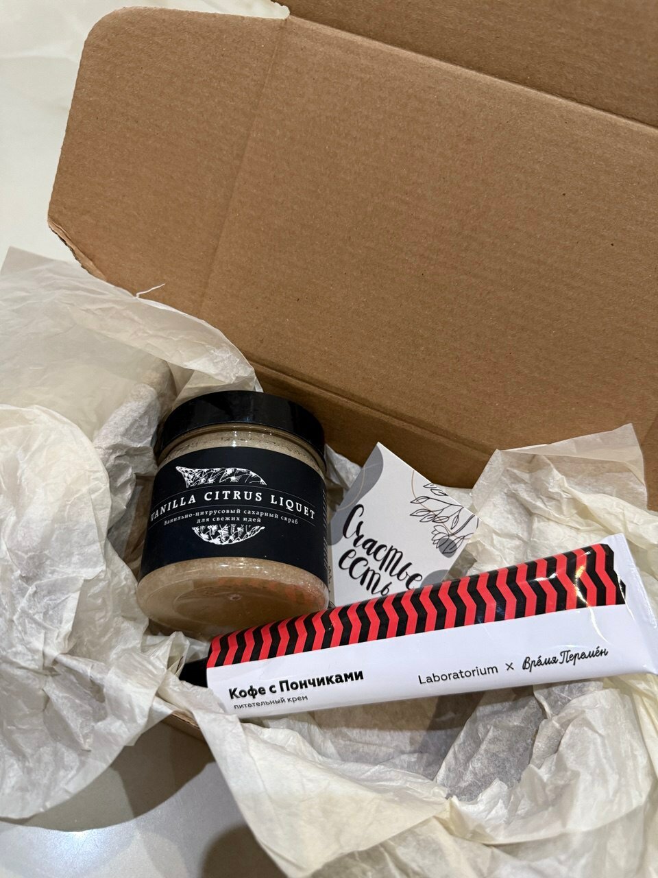 Подарочный набор "Для тебя", Laboratorium, Скраб для тела сахарный ванильно-цитрусовый (150гр), крем для рук кофе с пончиком (60мл), 220 гр