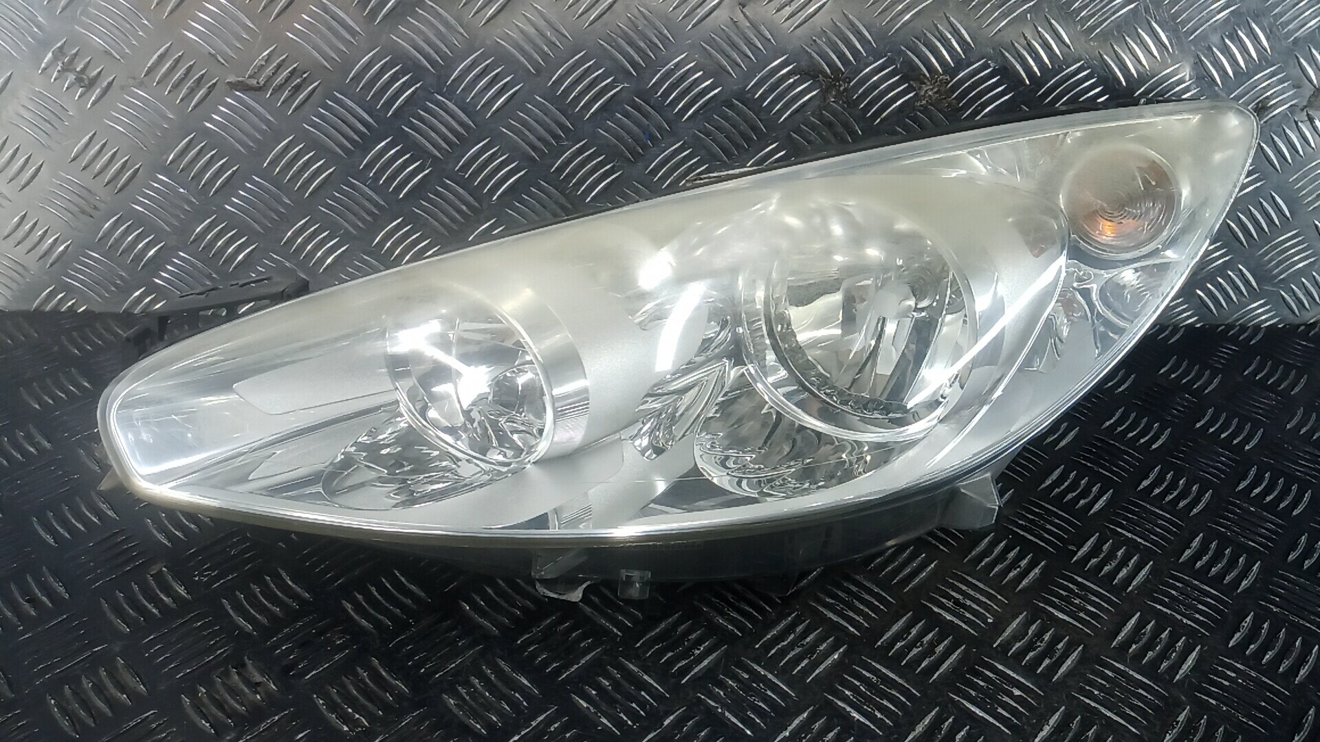 Фара левая PEUGEOT 308 1