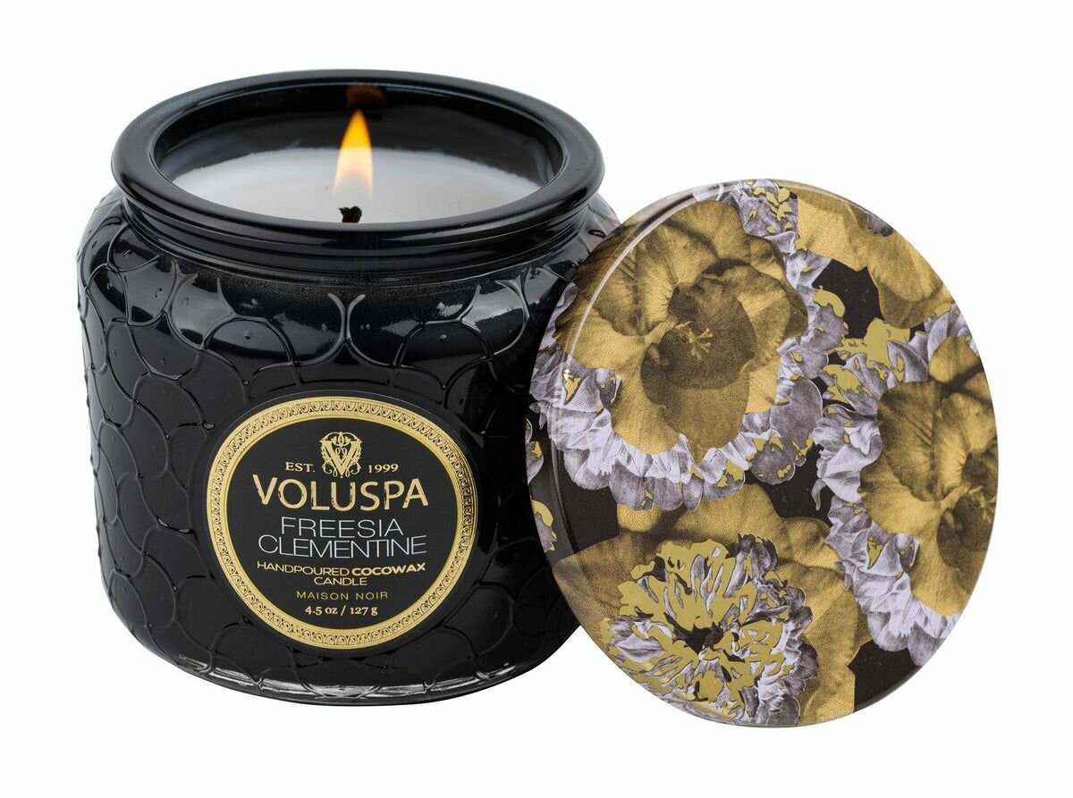 Свеча ароматическая VOLUSPA "Фрезия и Клементин" / FREESIA CLEMENTINE в стеклянном подсвечнике, хлопковый фитиль, с крышкой 35 ч. горения, 127 гр -kpa