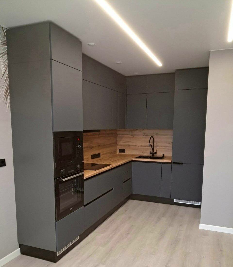 Угловая кухня с профилем Gola и матовыми фасадами в ПВХ пленке