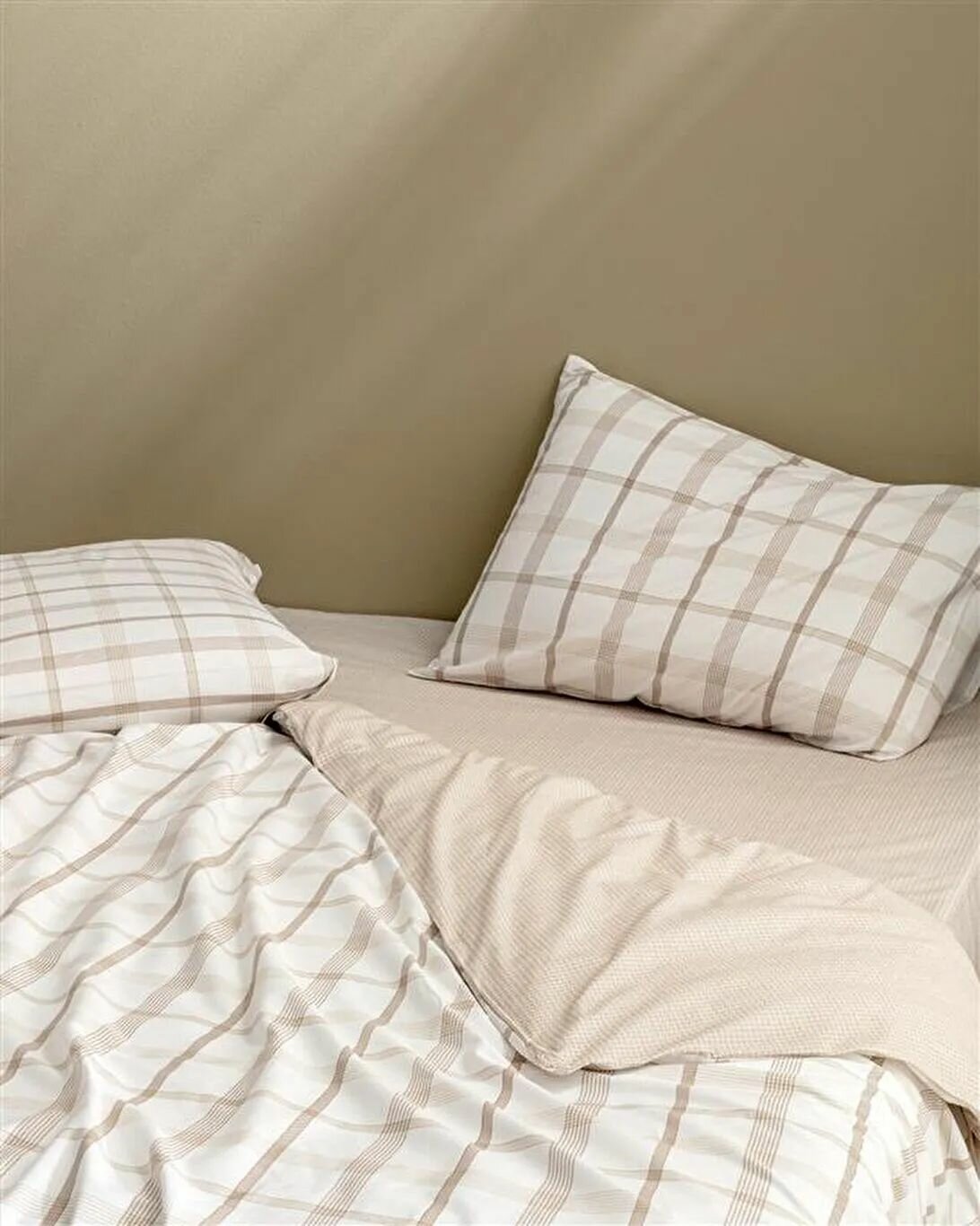 Постельное белье семейное. 2 пододеяльника 160х220 + 2 наволочки 50х70 + простынь 240х260. Цвет: Бежевый