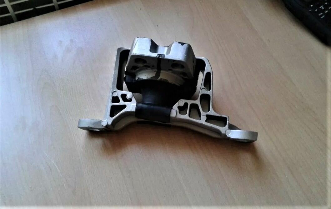 Подушка двигателя верхняя правая гидроопора на Форд Фокус 2 (1.8-2.0 л), C-Max, Мазда 3 BL (2.0 л), Вольво S40 V50 (2.0 л)