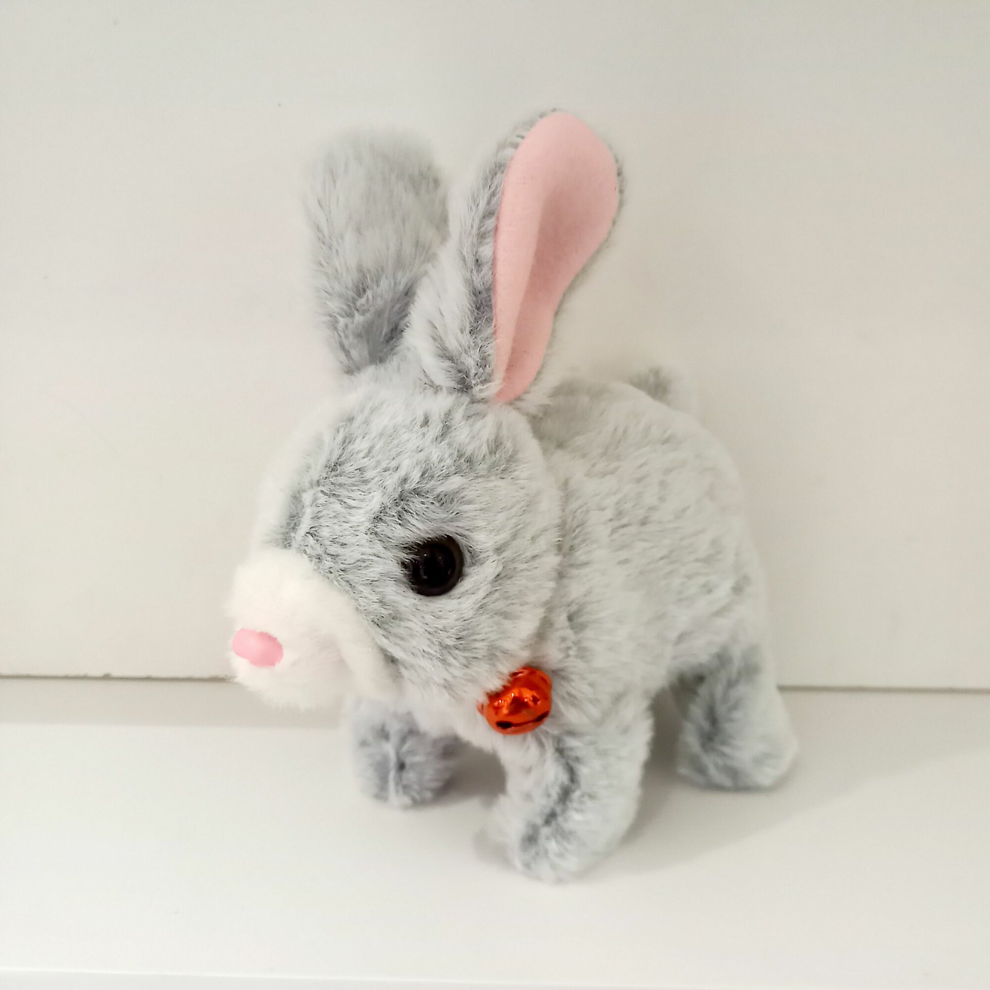Игрушка заяц Кролик ходит и пищит / Интерактивный зайчик на батарейках механический