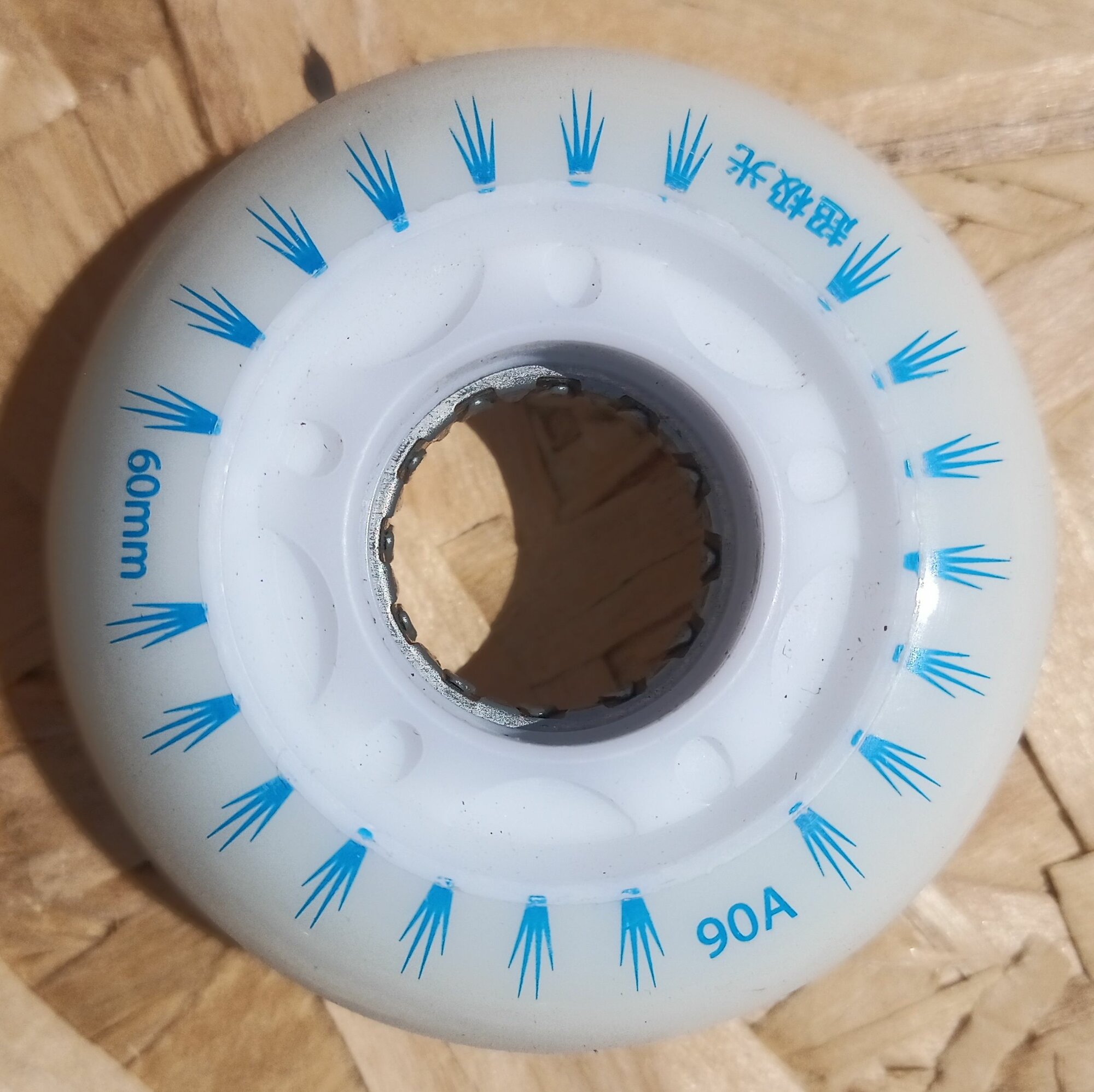 4 светящихся колес 60мм для роликов 85а. Светятся Синим. С магнитными втулками.