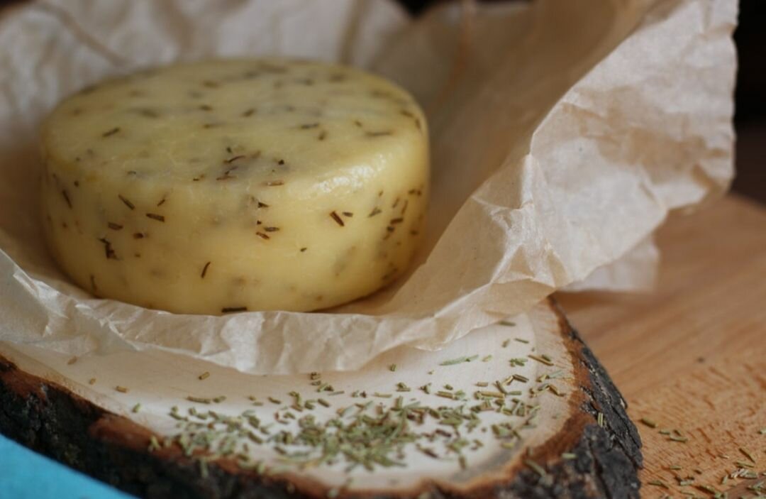 Сыр козий Кроттен *С прованскими травами* в вакуумной упаковке 1000г.