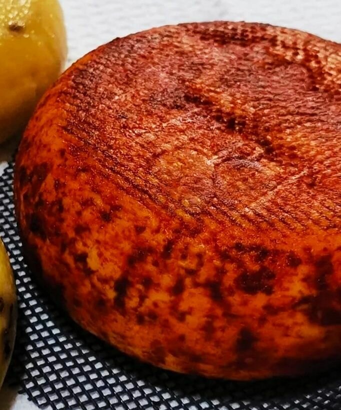 Сыр *Иборес* с копченой паприкой в вакуумной упаковке 1кг.