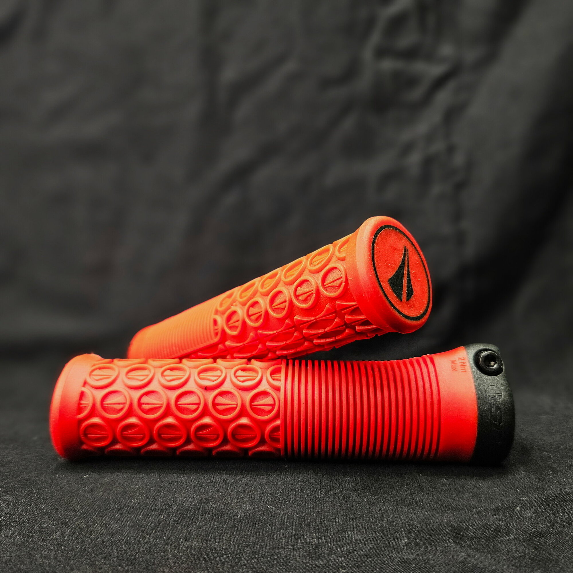 Грипсы (ручки) для руля велосипеда для велосипеда SDG Thrice Red, 31 мм, красные