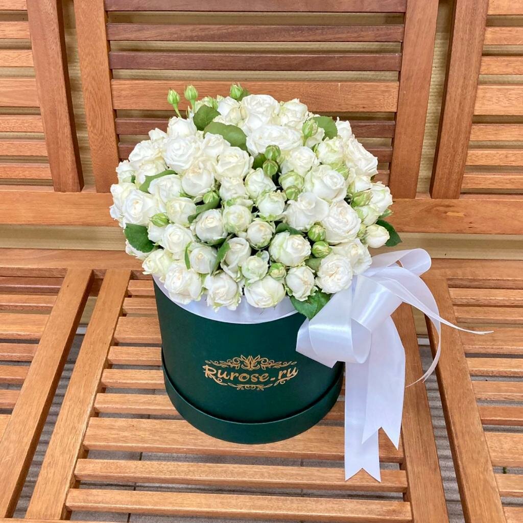Живые цветы букет белых кустовых роз в коробке 19 шт. "Море любви"