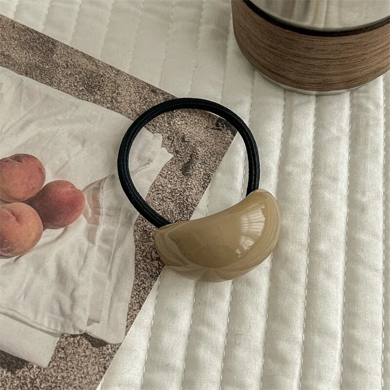 Эластичная резинка для волос с декором Milk tea color