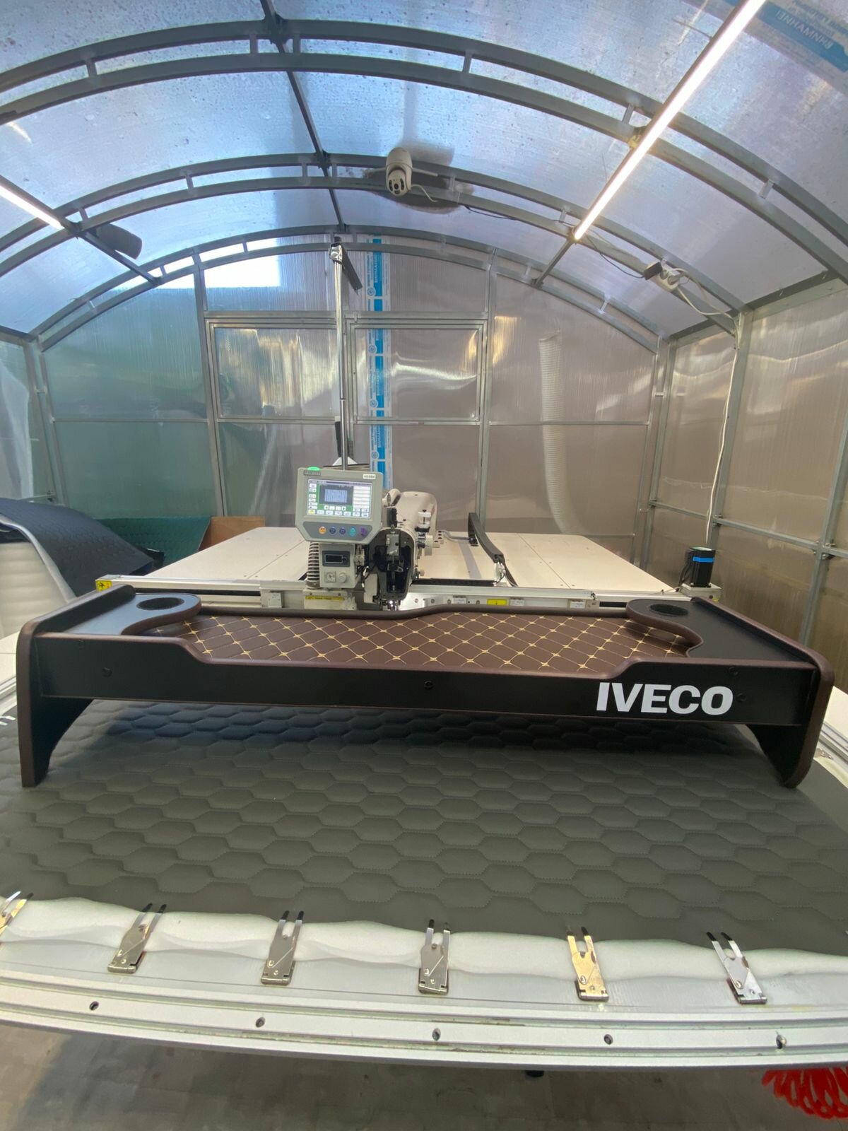 Полка из Коричневой экокожи для грузового автомобиля Iveco Stralis Ивеко Стралис Узкая кабина с подстаканниками