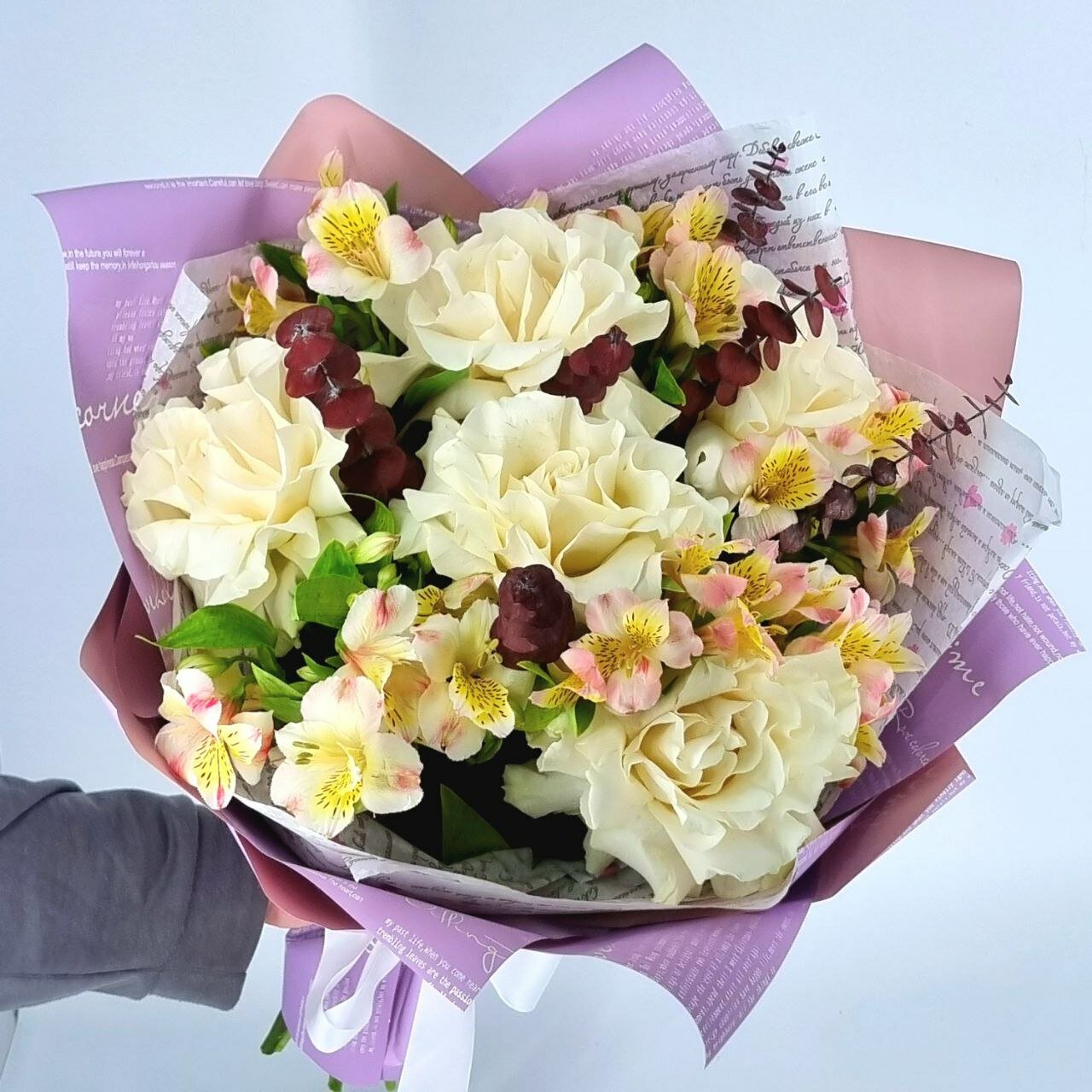 Букет белых французских роз White Mondiale с альстромериями с веточками эквалипта