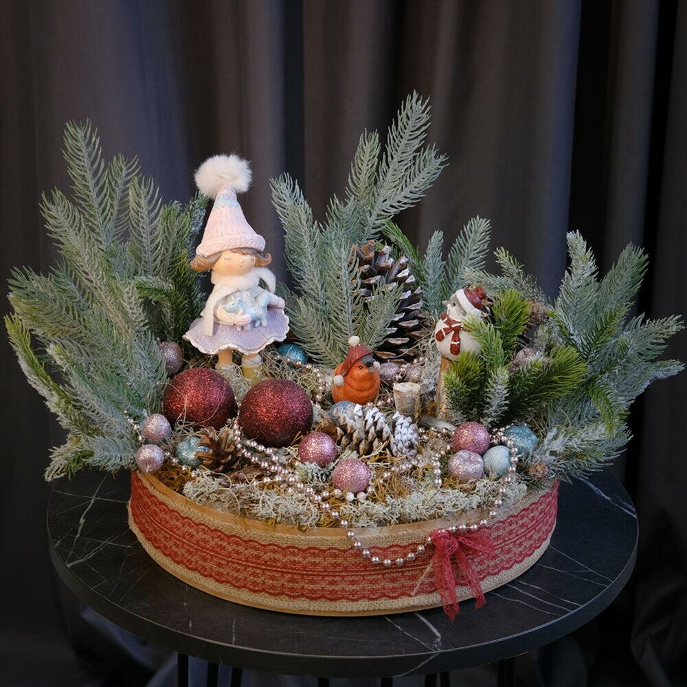 Новогодняя композиция с сувенирами "Девочка и птички" (искусственная)