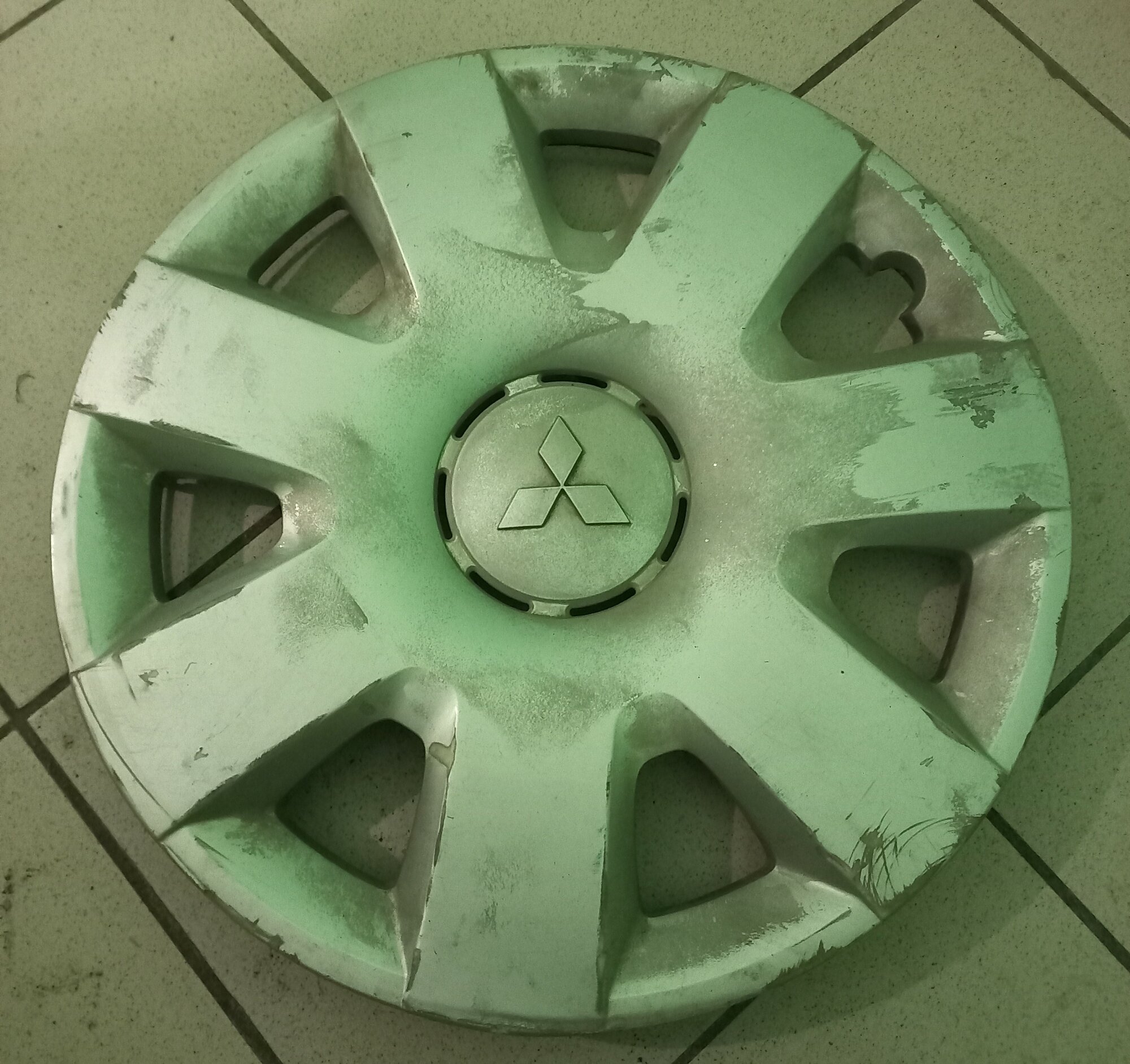 Колпак Mitsubihi R 16.Оригинал.Все крепления целые.Без сколов и трещин.Возможны потертости.