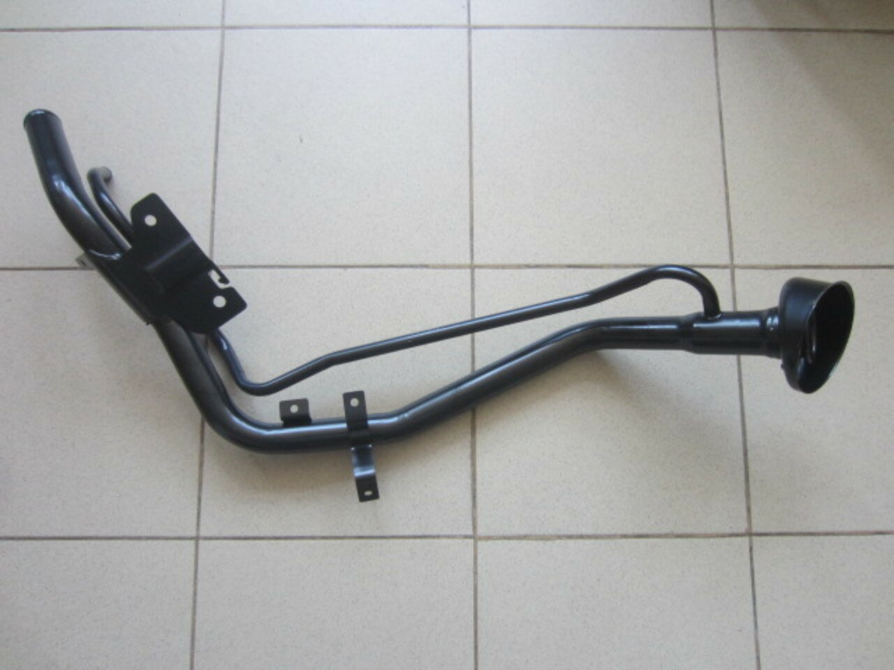 Горловина топливного бака совместима с Nissan X-Trail T30 172218H31A