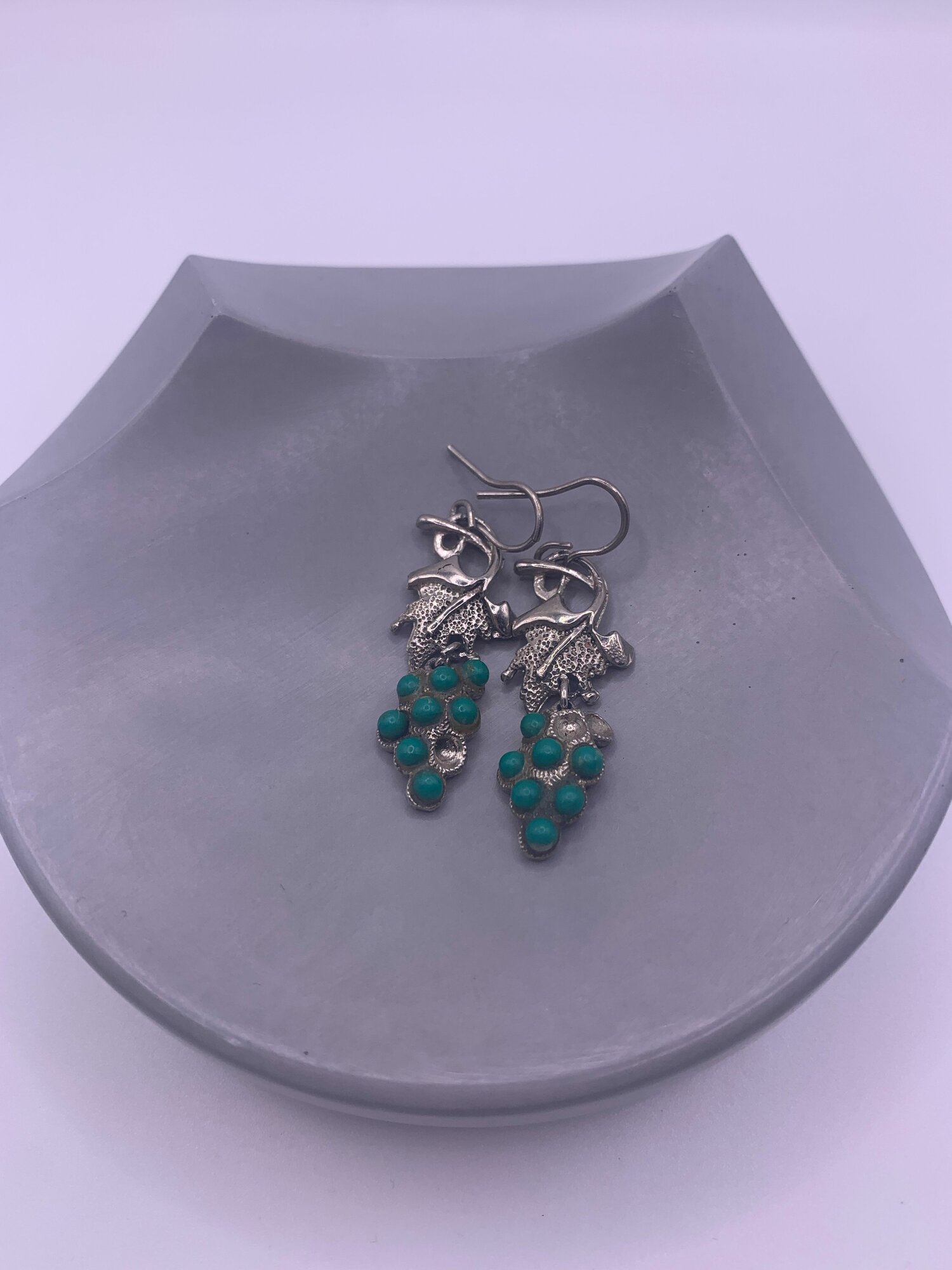 Серьги гроздья винограда, зеленые вставки под винтаж