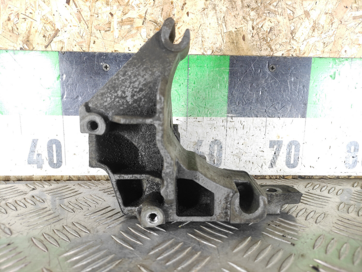 Кронштейн генератора FORD Focus 1998-2005 98BB10039AE