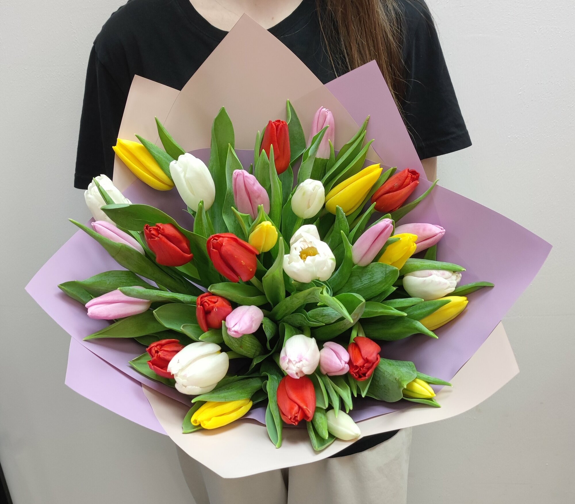 Букет весенний из живых цветов 31 тюльпаны микс от Bestflo купить с доставкой