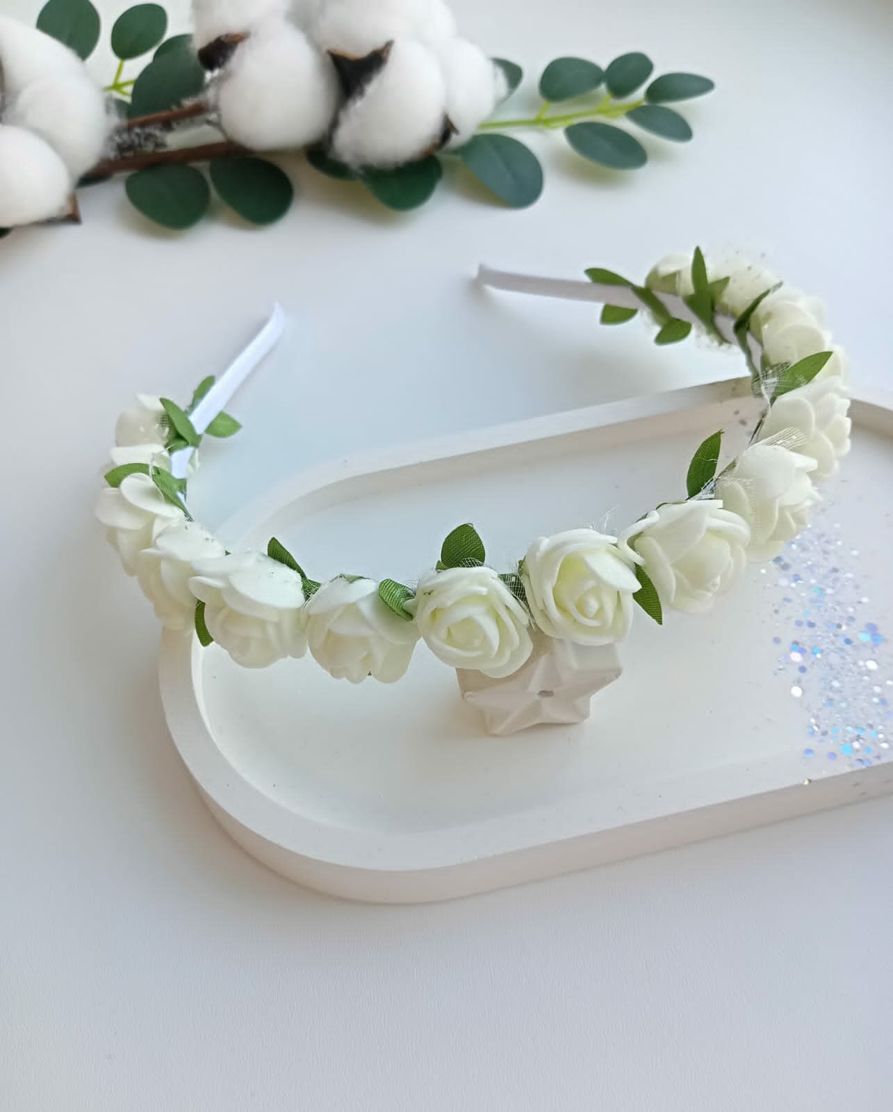 Ободок для волос ручной работы с белыми цветами