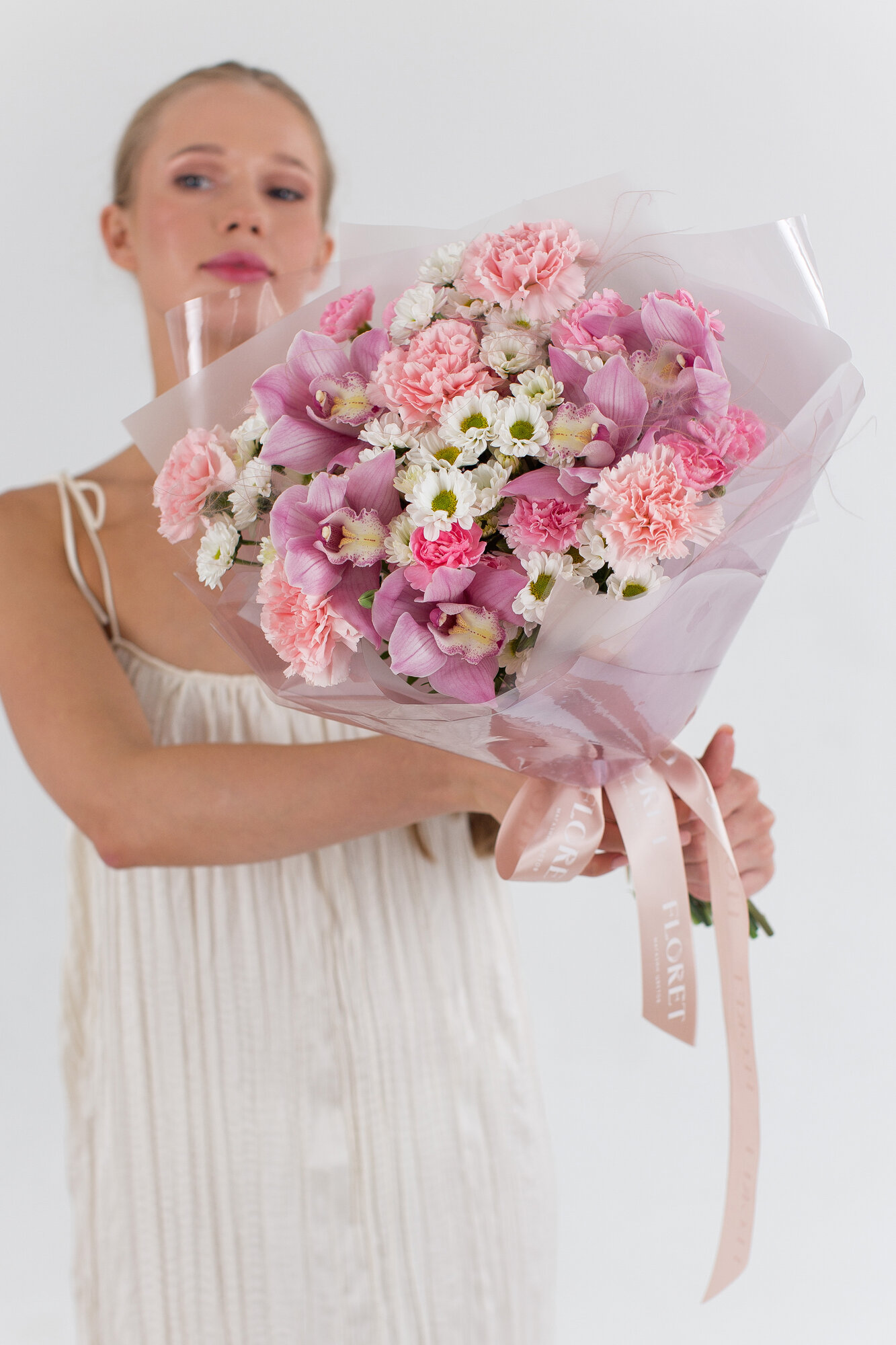 Букет живых цветов из орхидей, хризантема сантини и ажурных гвоздик Букет 332 Floret размер S