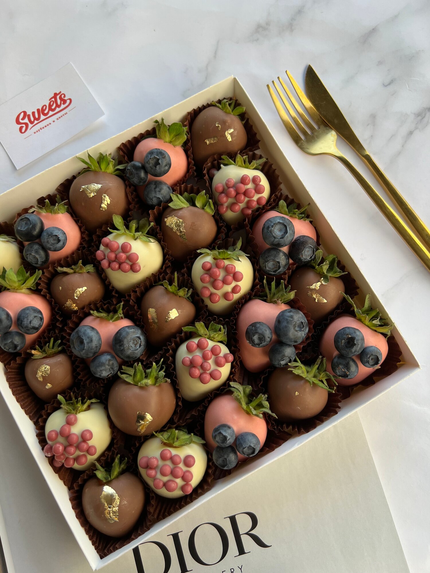 Клубника в шоколаде набор в коробке Sweets "BlueBerry" с посыпками 25 шт