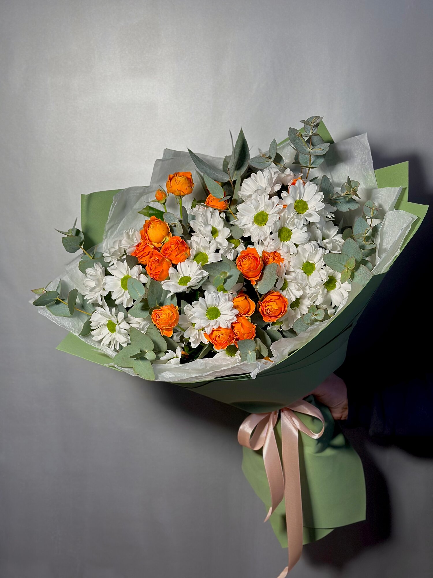 Букет Liana Flowers "Яркий", 3 розы, 4 хризантемы, сборный, кустовые цветы, оранжевый/белый