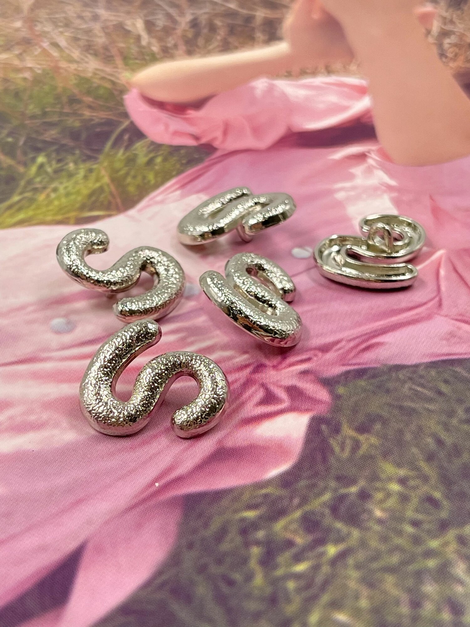 Пуговицы серебристые в форме "S" 17,5 мм, 5 штук