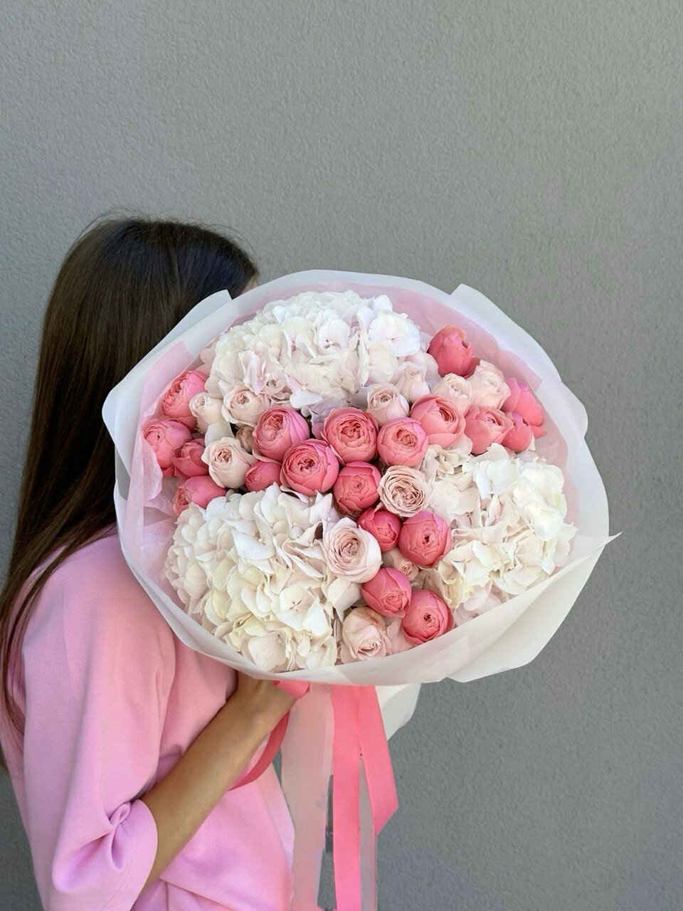 Круглый букет из ароматных гортензий и нежнейшей пионовидной розы Сильва Пинк