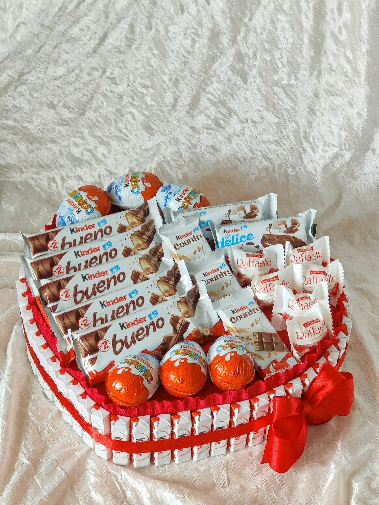 Торт из конфет "Киндер микс"