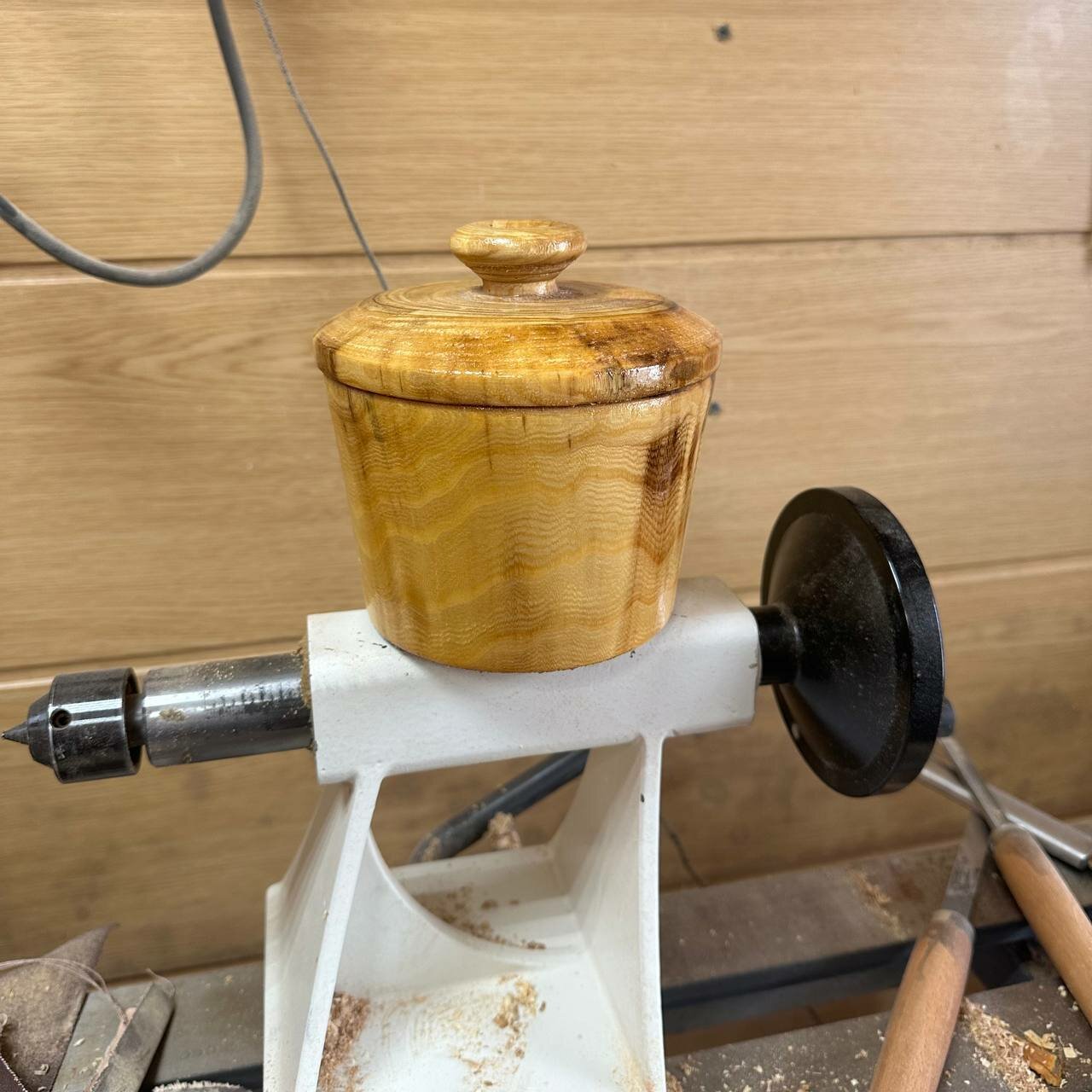 Банка деревянная ручная работа из вяза