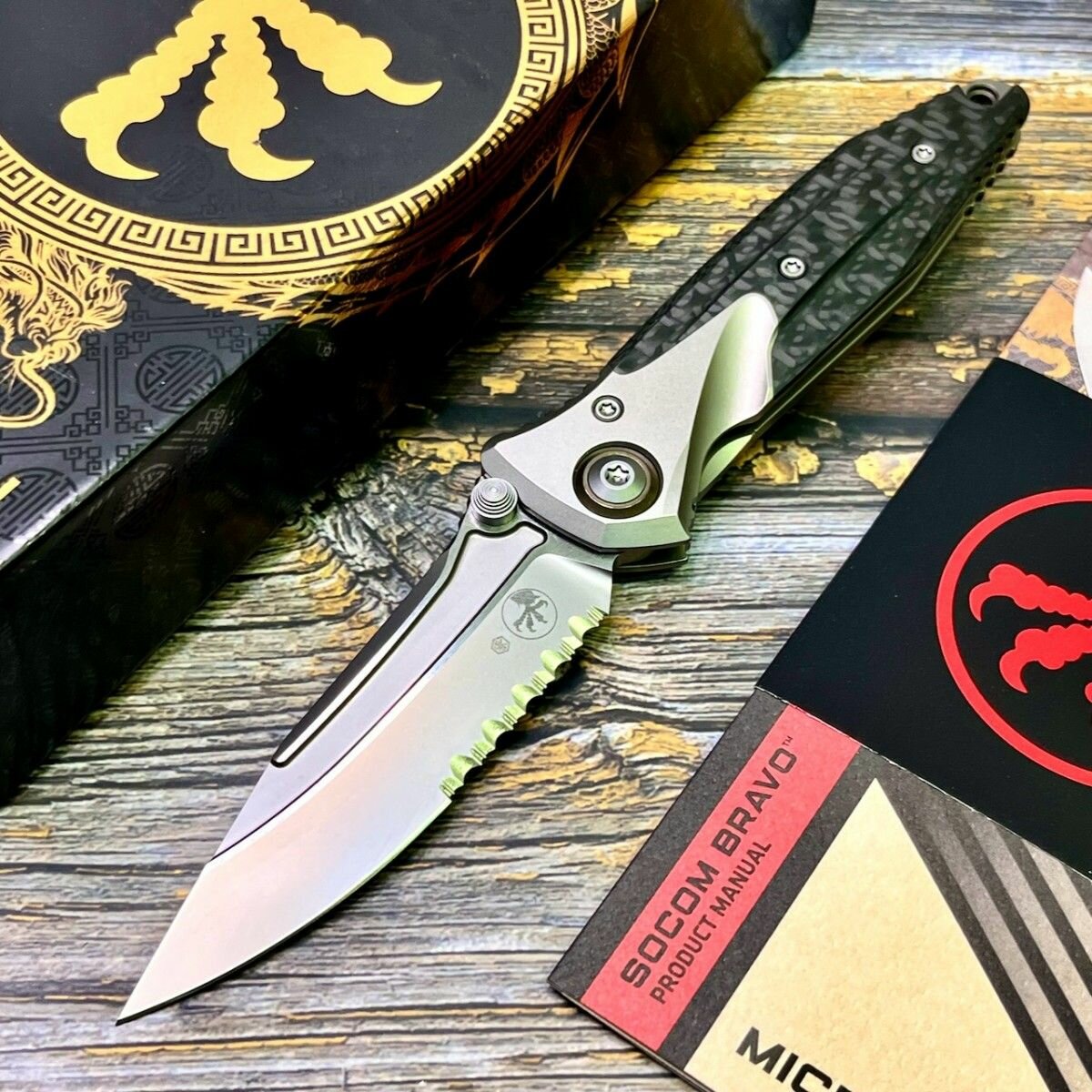 Нож складной MicroTech MCT260M8CFTI Socom Bravo Mini, M390 Bead Blasted Part Serrated Blade, Titanium Bolster, Carbon Fiber Handle