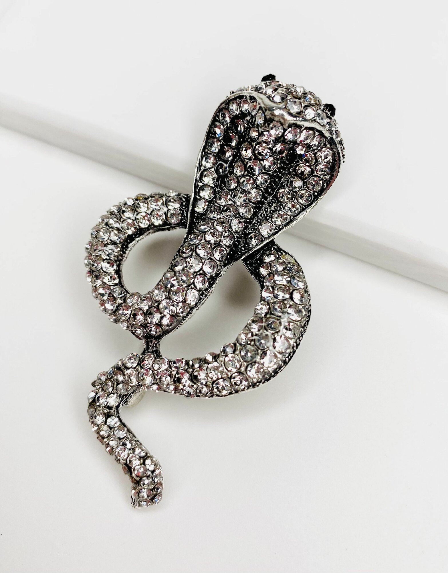 Брошь, стразы, искусственный камень