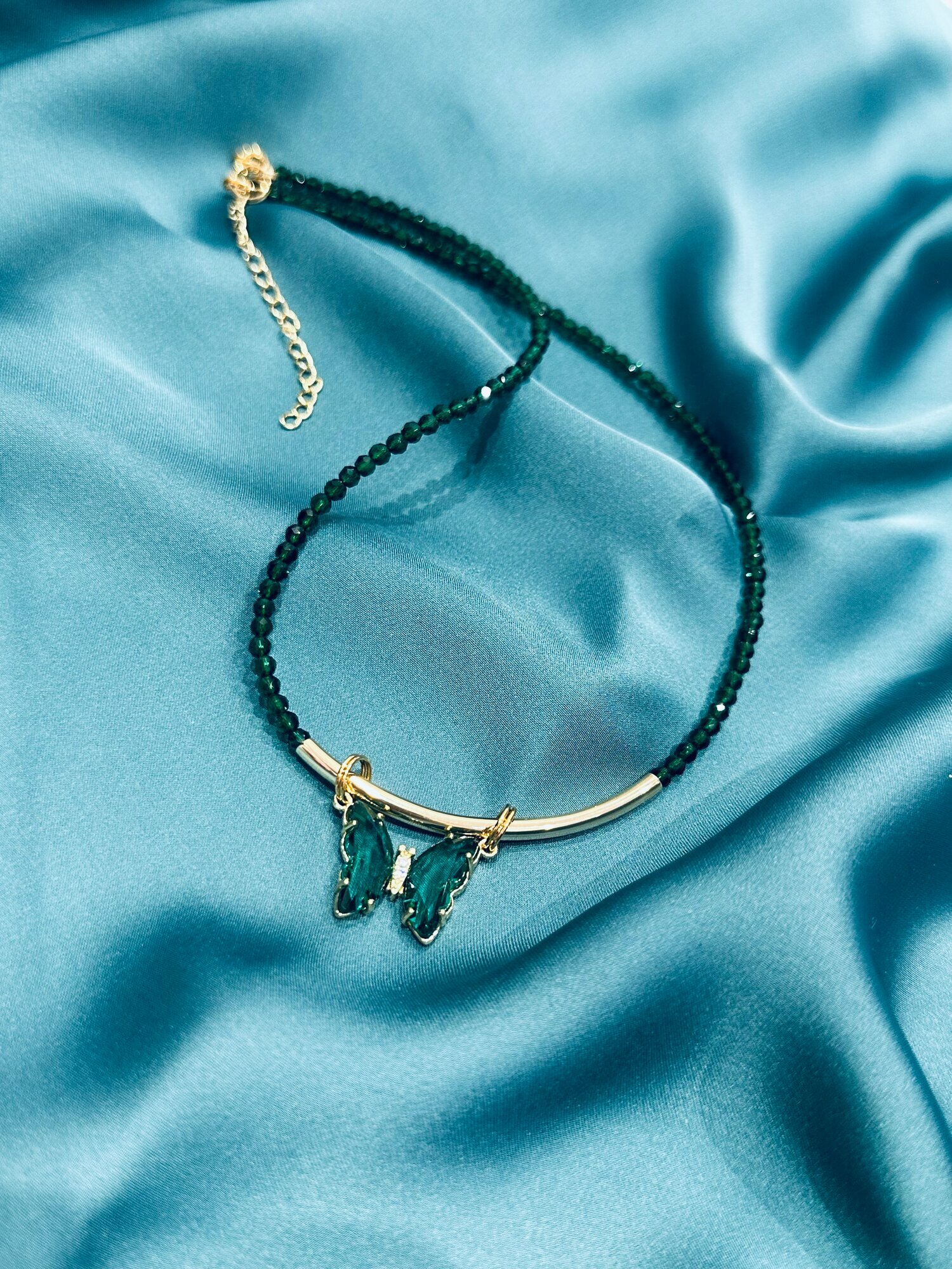 Колье, стекло, шпинель синтетическая