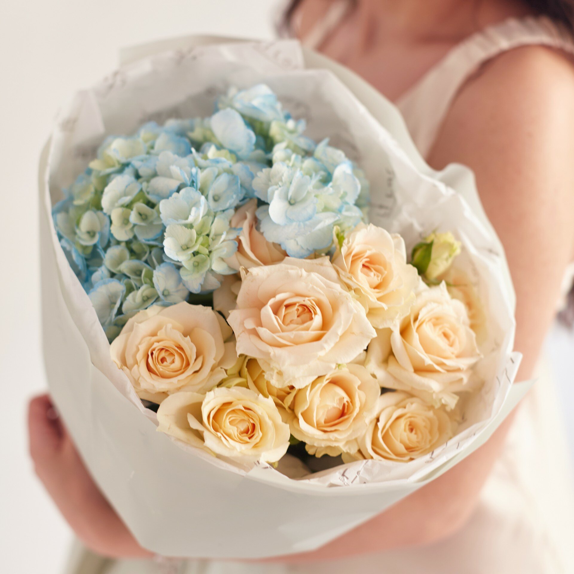 Букет голубой гoртензии и персиковой кустовой розы #322