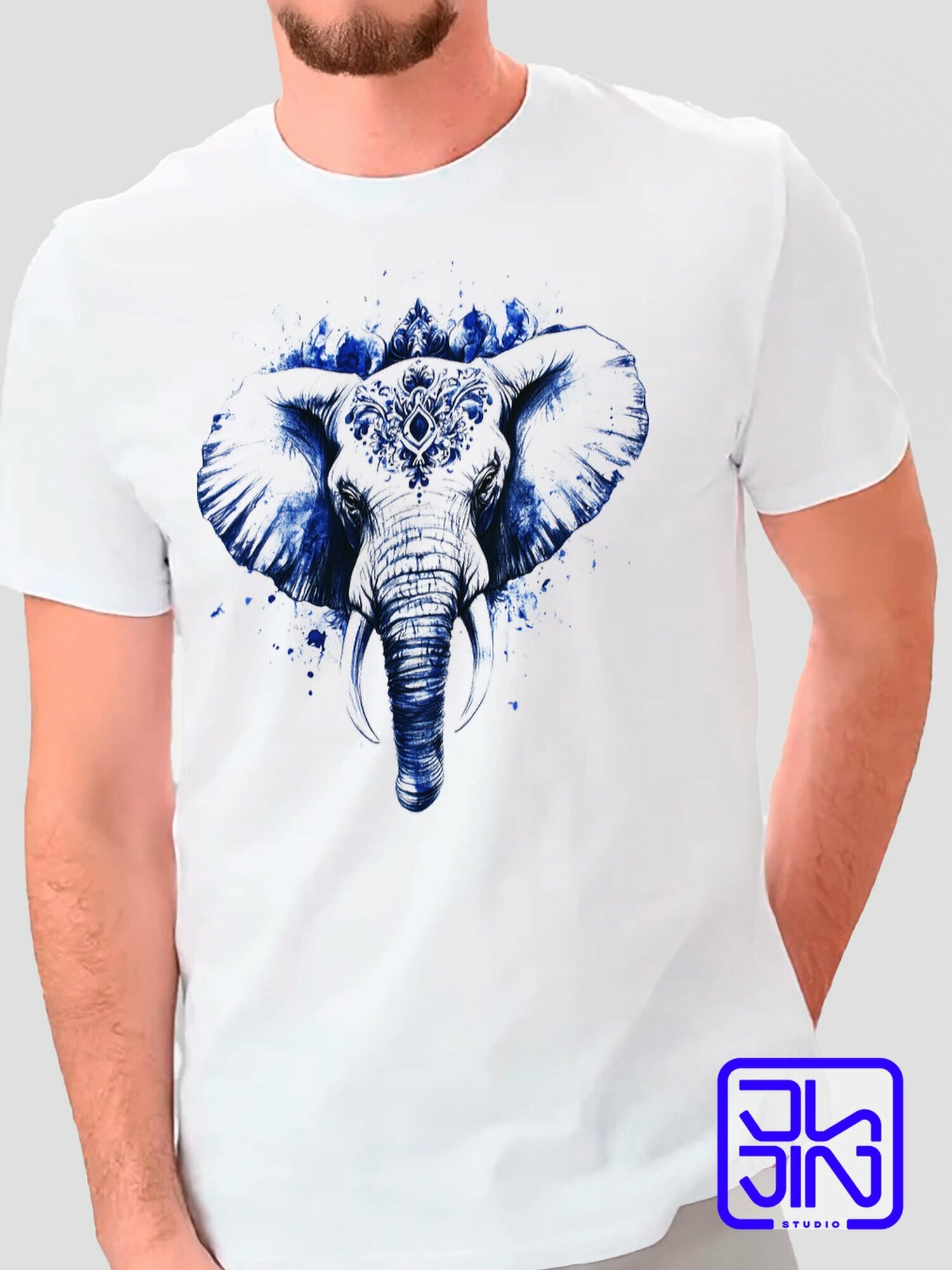 Футболка классическая мужская с авторским принтом Слон с темно синим, кристальным узором и синими, оригинальными деталями, белый хлопковый трикотаж с прикольным рисунком на груди