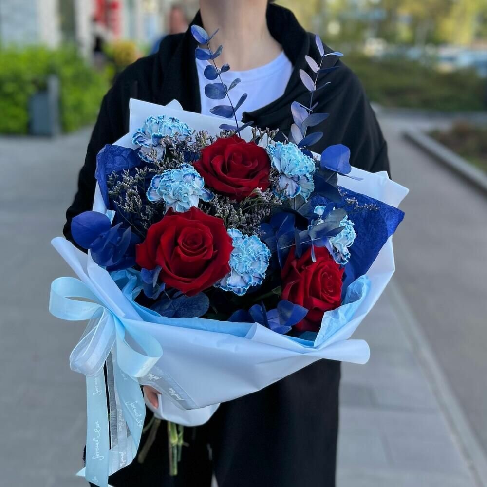 Космический букет с красными розами, кружевными диантусами и эвкалиптом - РИМСКАЯ РОЗА