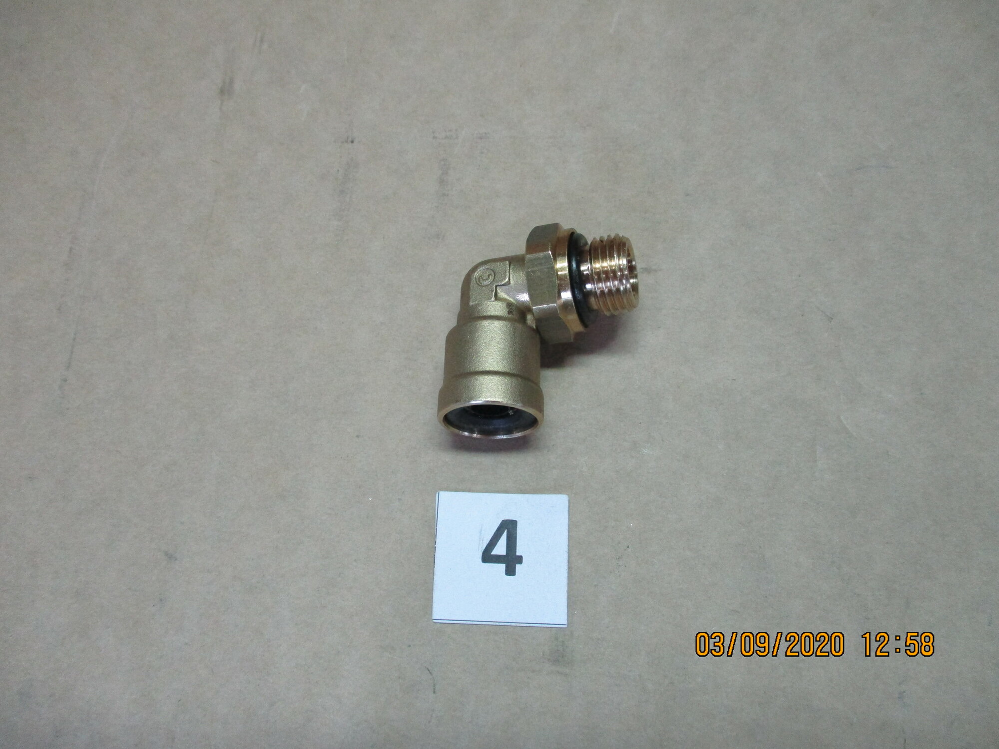 Соединитель трубки ПВХ, полиамид d=12мм (наружная резьба) М16х1,5 угольник латунь