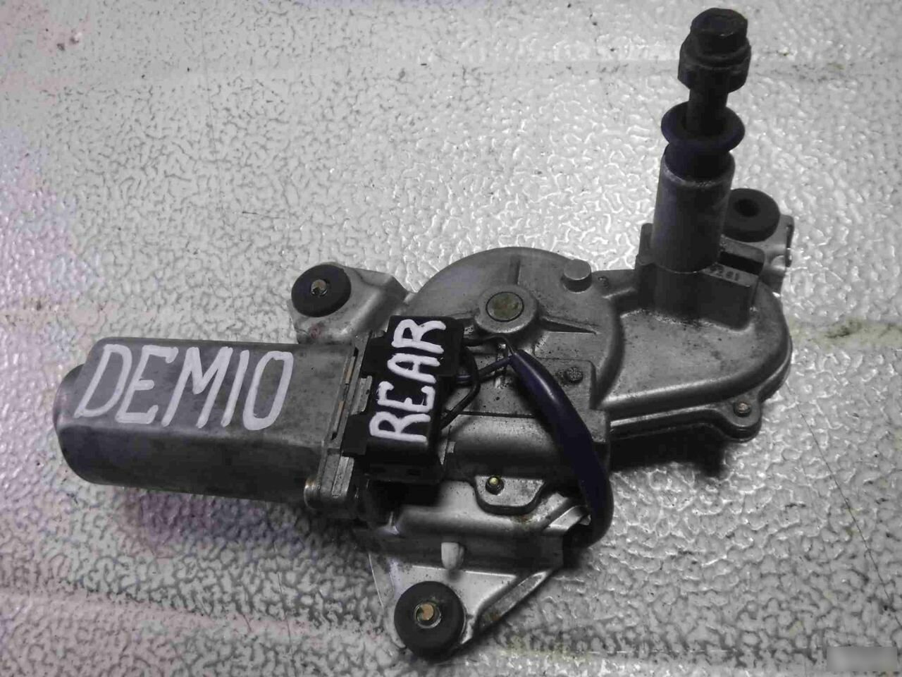 Моторчик стеклоочистителя задний Mazda Demio DW (1996—2003) D20167450A