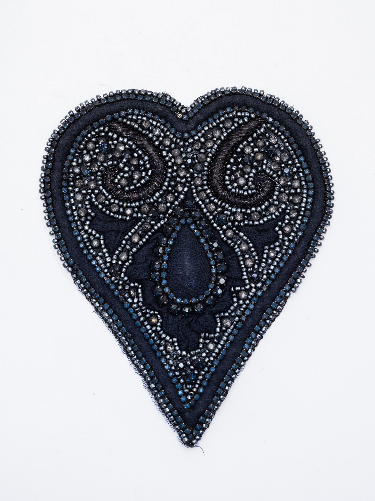 Нашивка на одежду для декора в форме "сердце" из страз и бисера, 10х10 см