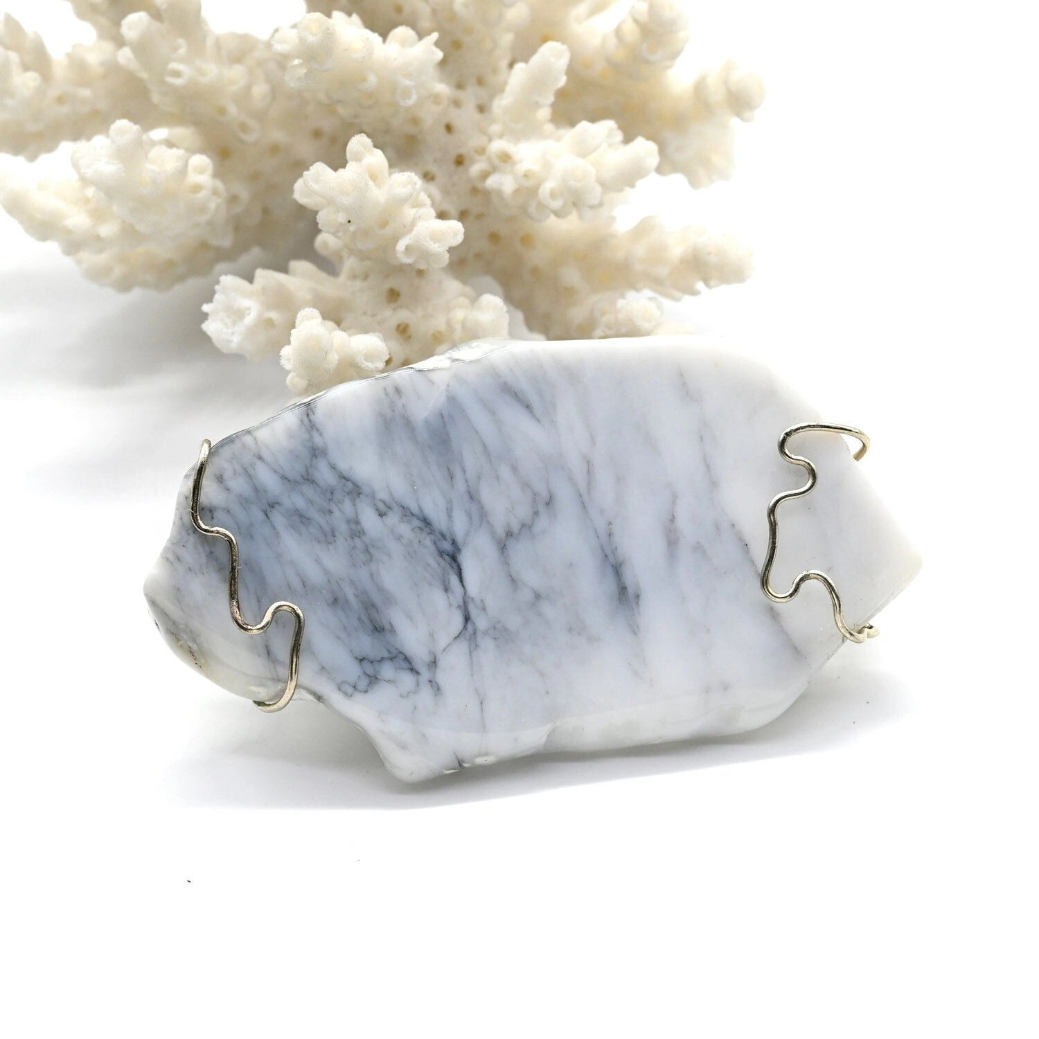 Брошь, кахолонг