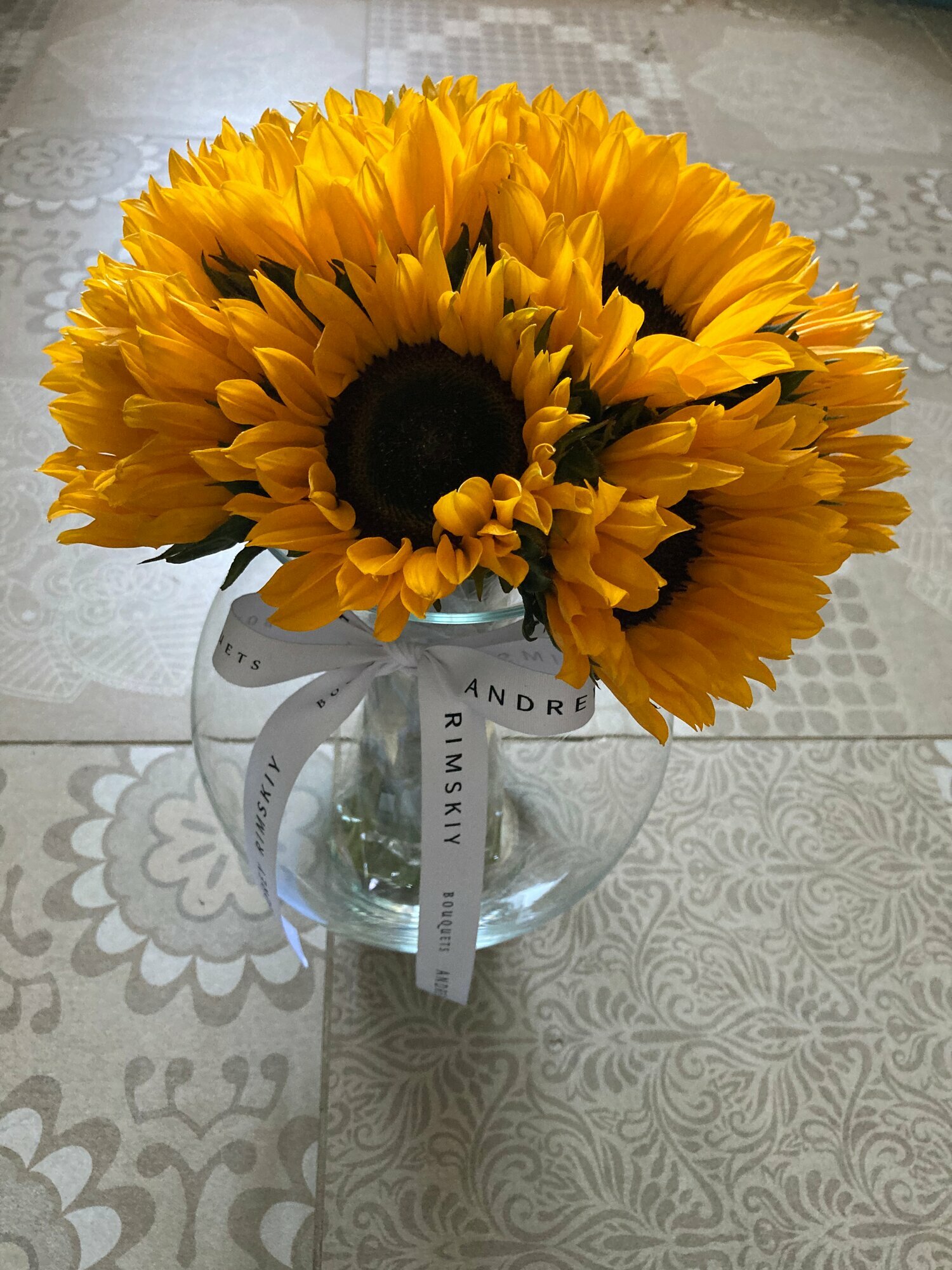 Букет из подсолнухов в вазе