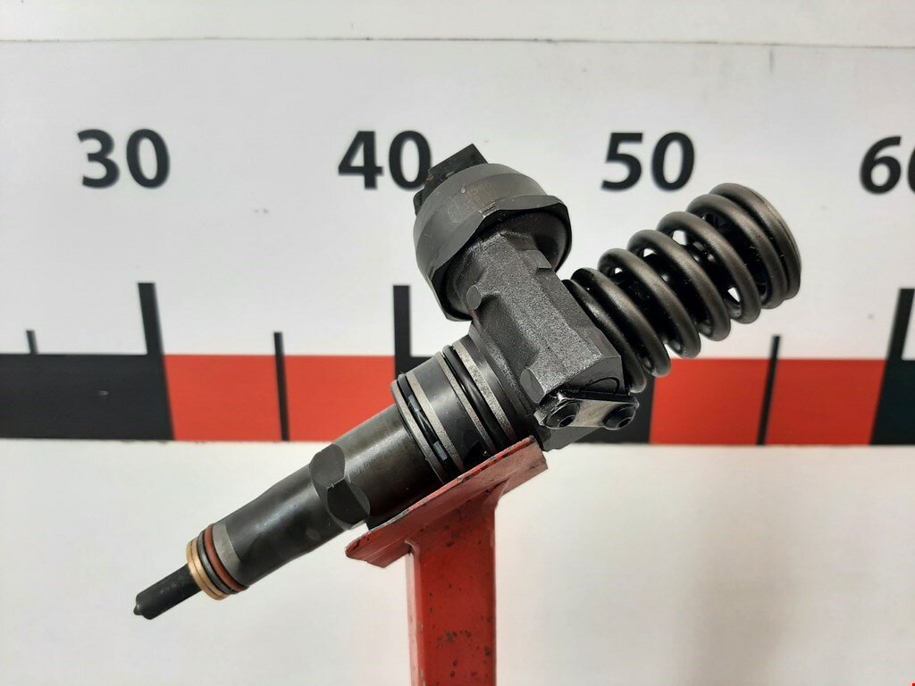 Форсунка дизельная электрическая Volkswagen Golf 5 038130073AG арт. 1099993