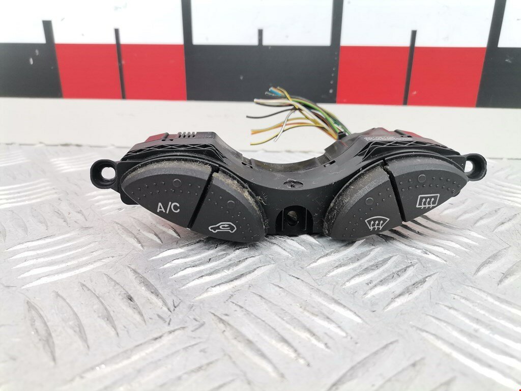 Блок кнопок Ford Focus 1 98AG19A945CH арт. 1753172