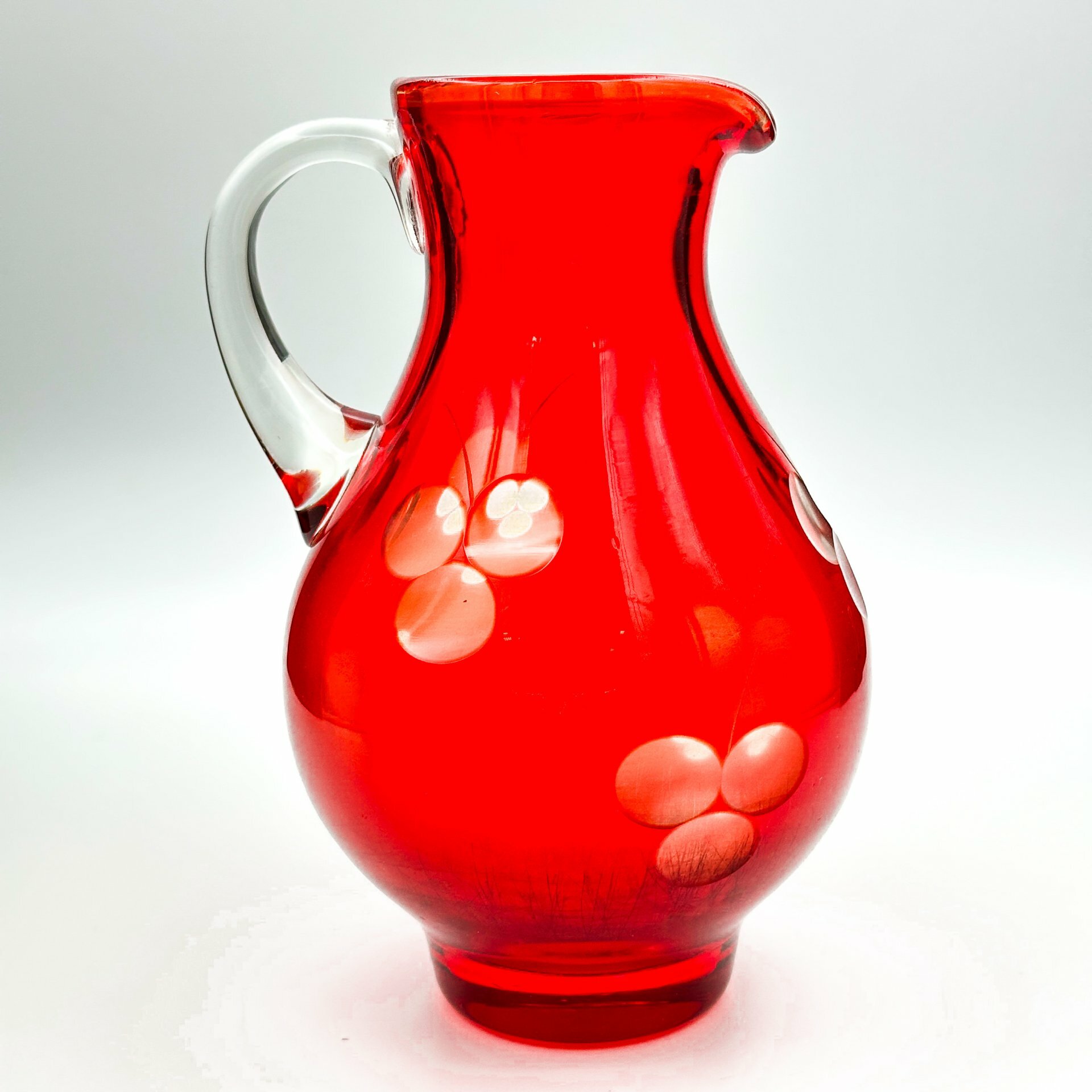 Кувшин клюквенного оттенка с декором в виде ягод, цветное стекло, СССР, 1960-1990 гг.