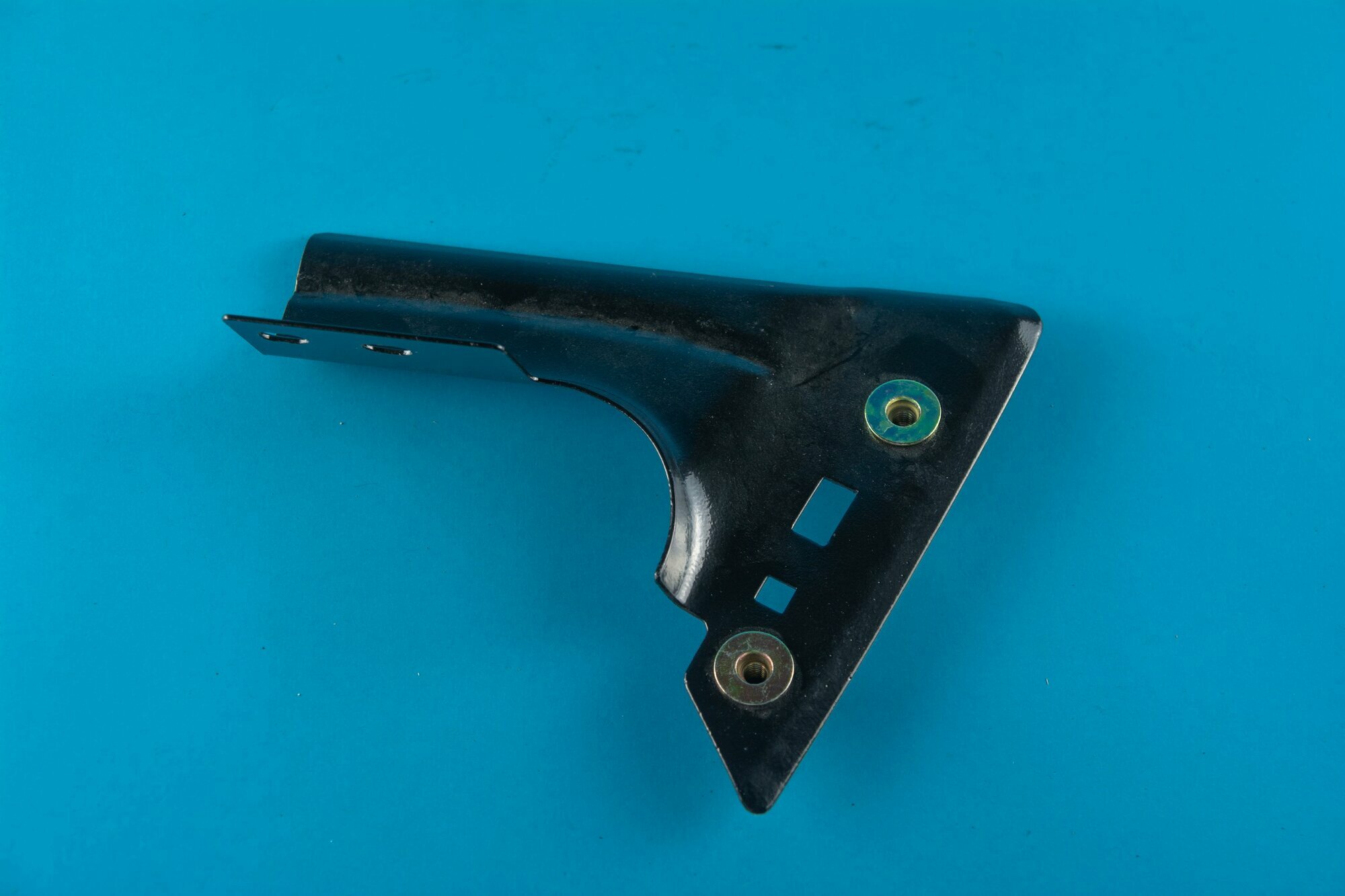 Кpонштейн, крепление, клипса переднего крыла металлический правый Volkswagen Polo 6 2020-2024 Фольксваген Поло 6N5821142