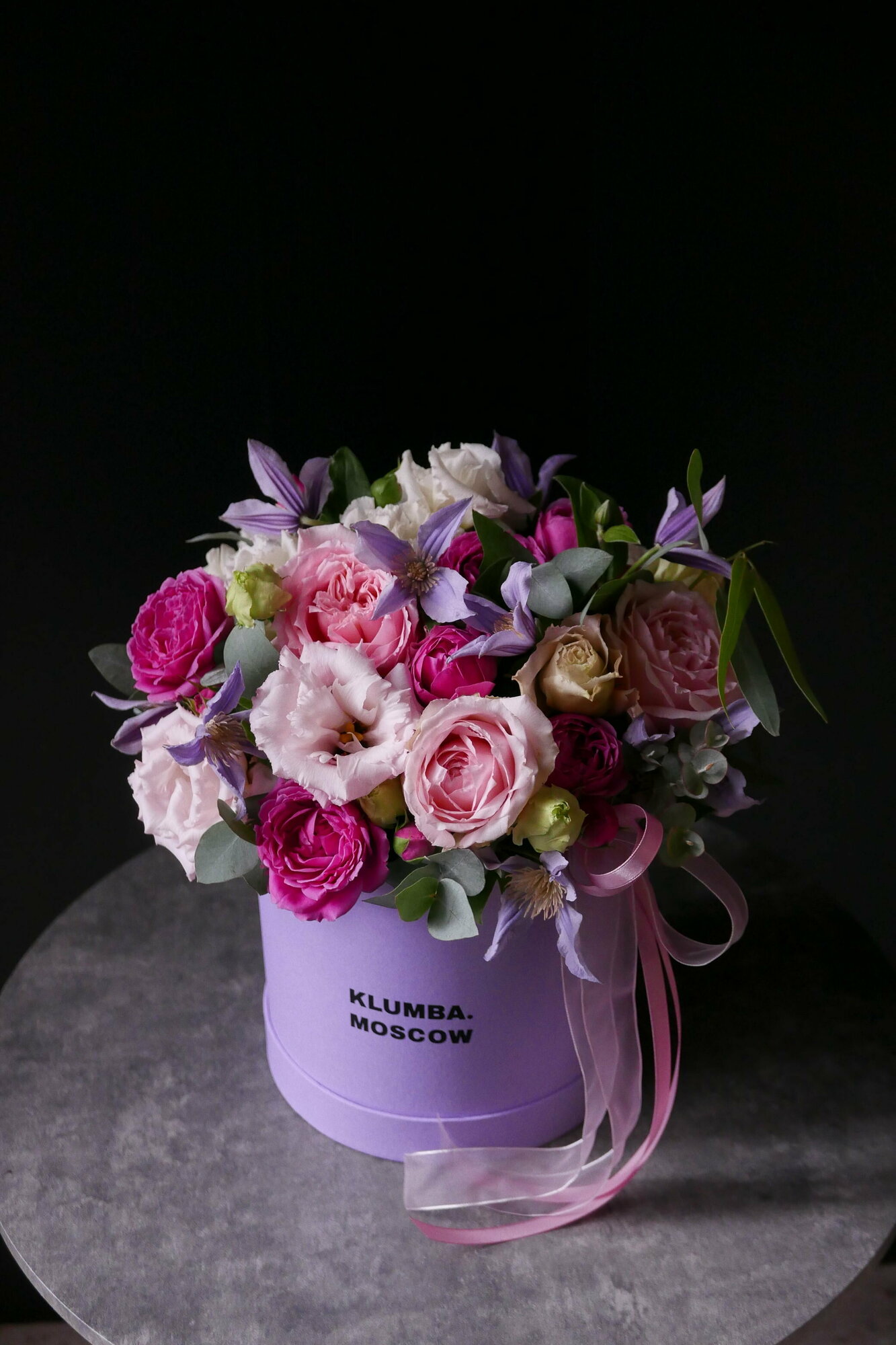 Букет в фиолетовой упаковке KLUMBA.MOSCOW, с розами, тюльпанами, дельфиниумами, колокольчиками